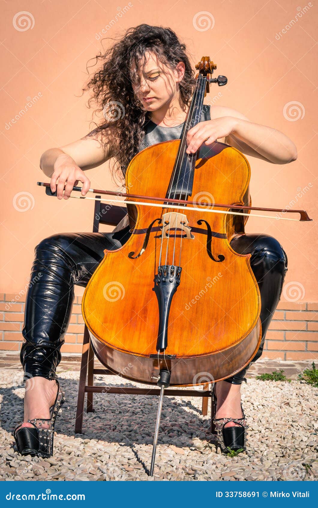 Donkere Stijlvrouw Met Violoncel Stock Afbeelding - Image of broodje ...