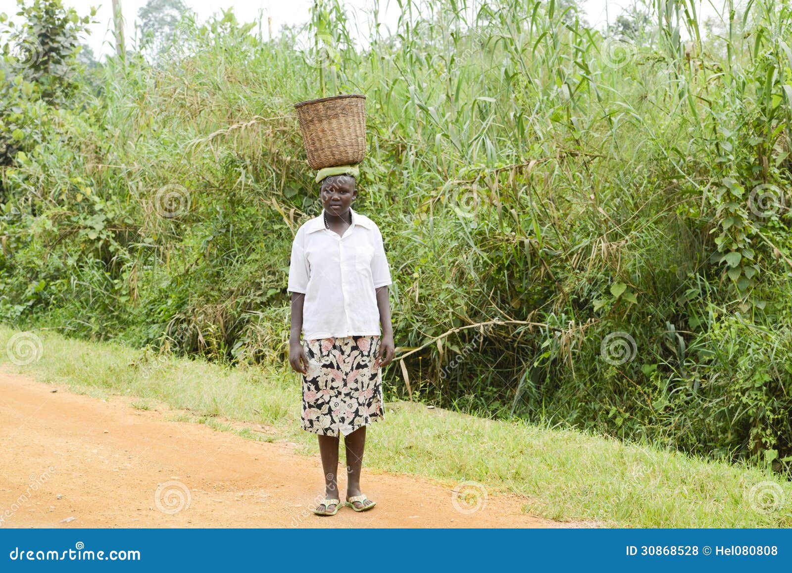 Donna Africana Che Porta Un Canestro Sulla Testa Fotografia Stock ...