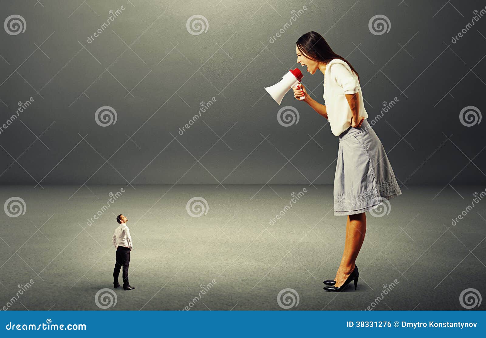 Donna Aggressiva Che Grida Al Piccolo Uomo Fotografia Stock - Immagine ...