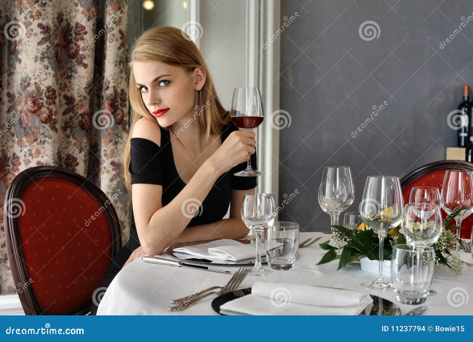 Donna al ristorante fotografia stock. Immagine di ricco - 11237794