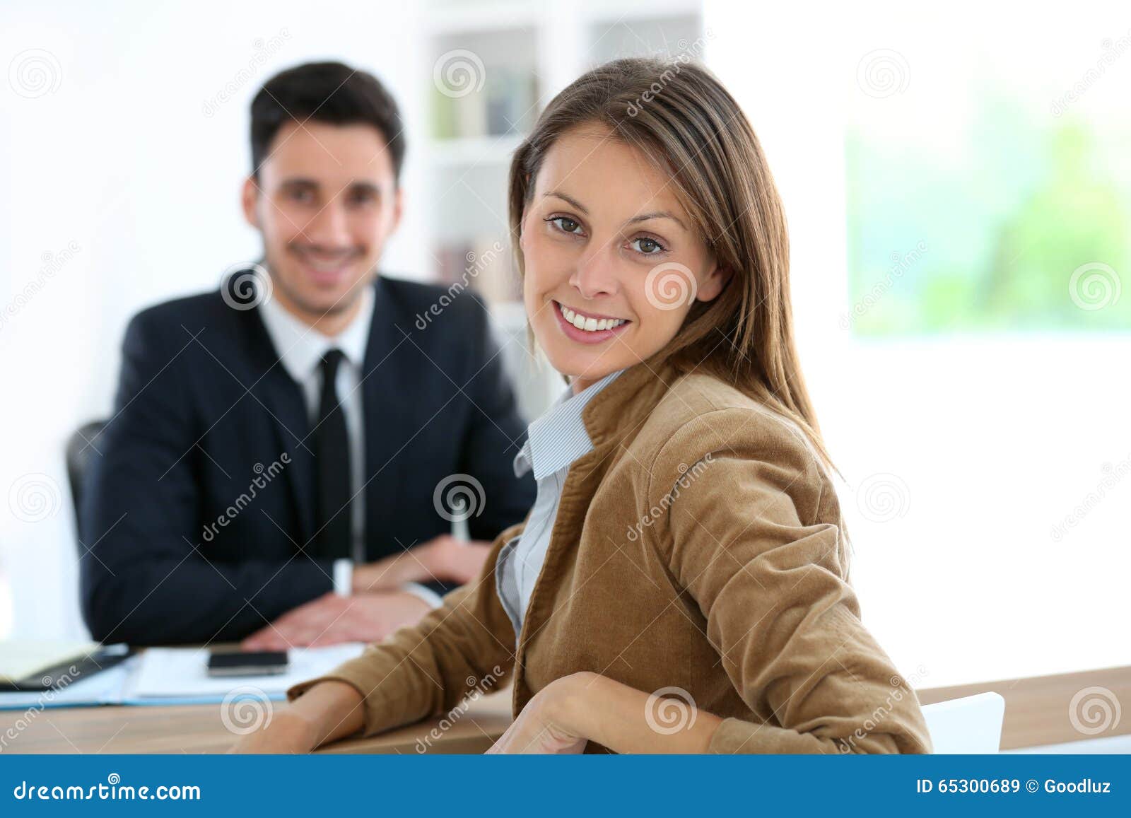 Donna All'ufficio Che Incontra Consulente Finanziario Immagine Stock ...