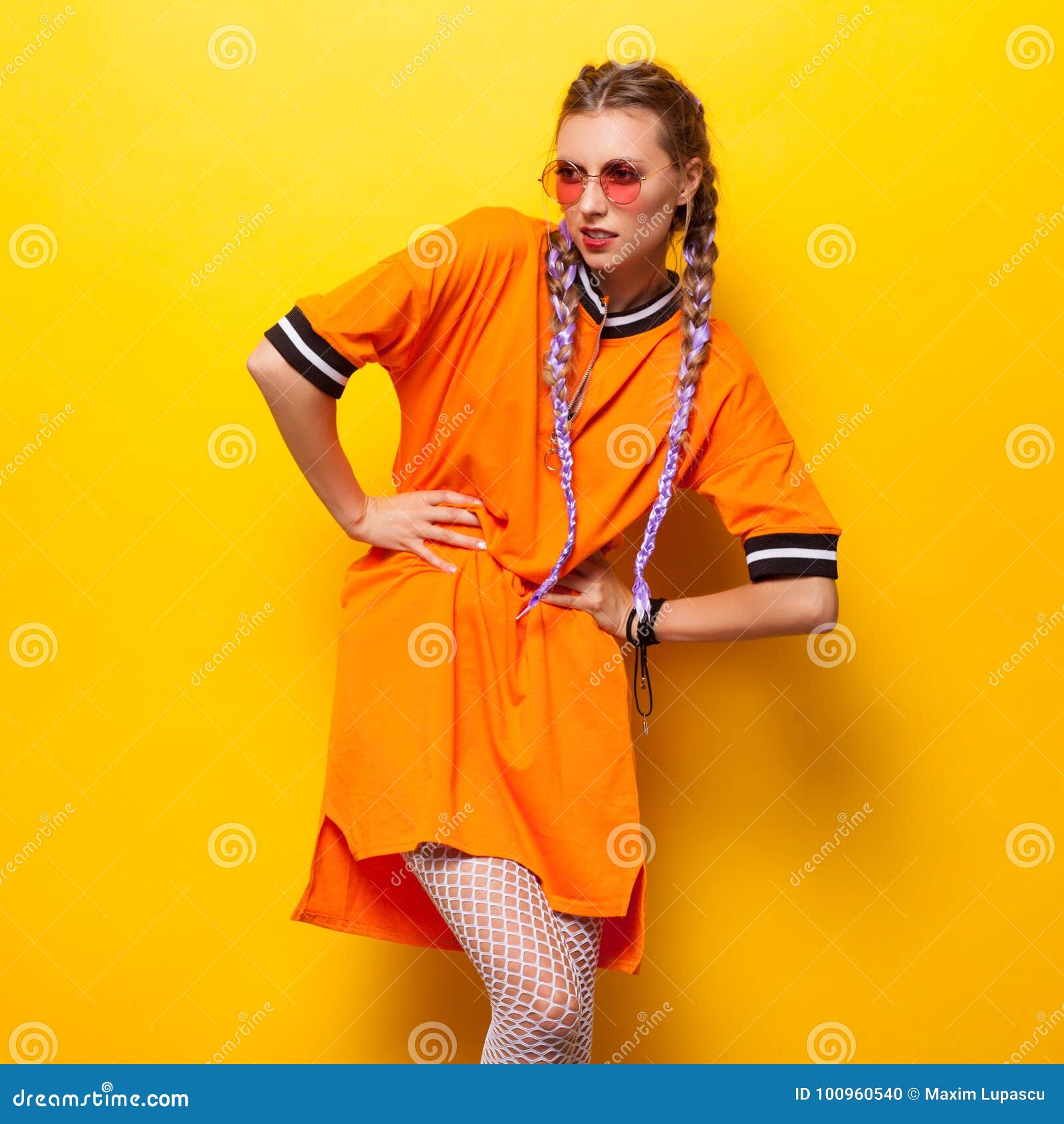 Donna Alla Moda Che Propone Nello Studio Fotografia Stock - Immagine di ...