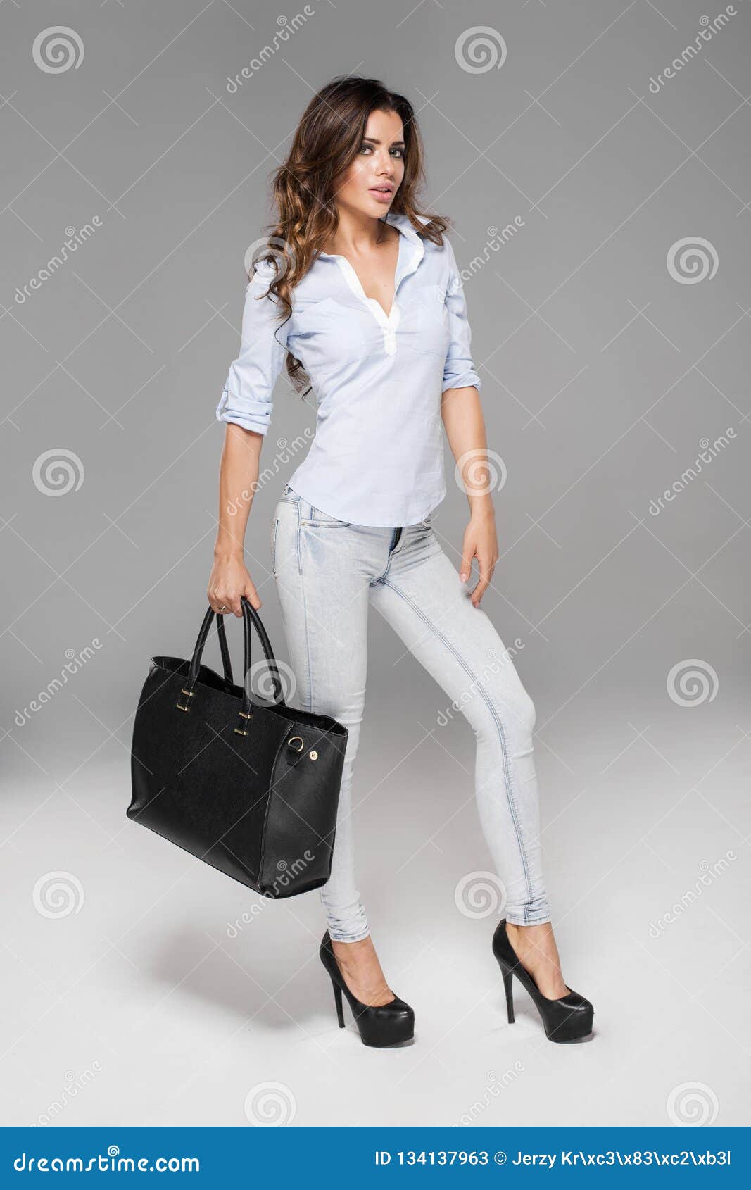 Donna Alla Moda Con La Borsa Immagine Stock - Immagine di moderno ...