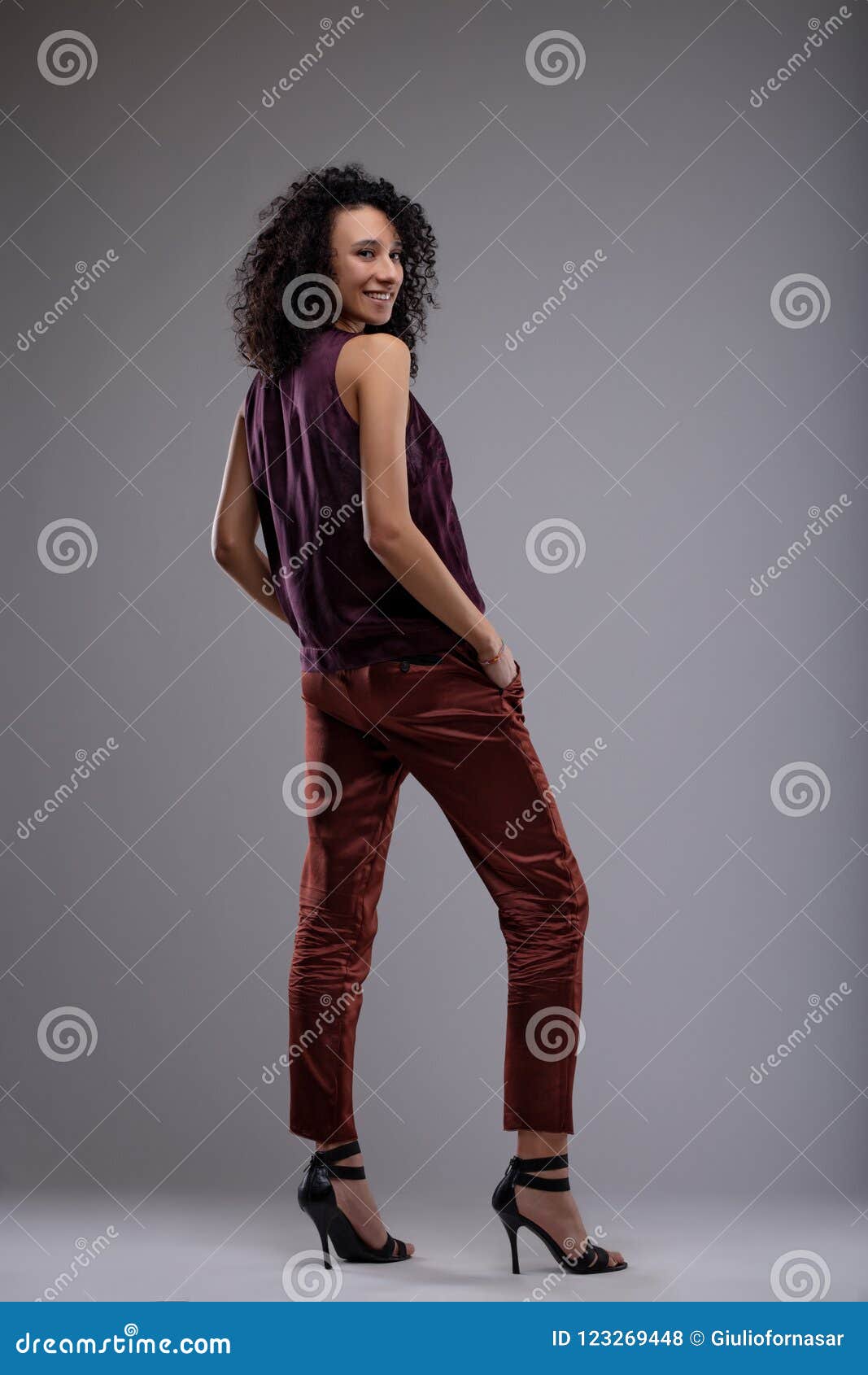 Donna Alla Moda Snella Che Esamina La Sua Spalla Fotografia Stock ...