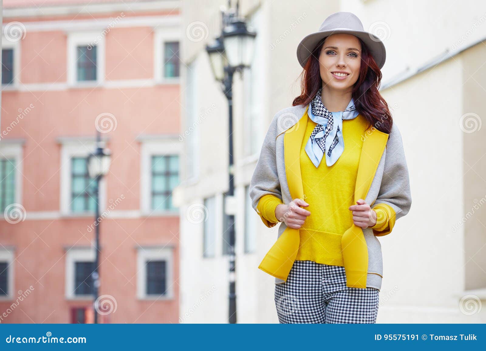 Donna Alla Moda Vestita Sulle Vie Immagine Stock - Immagine di femmina ...