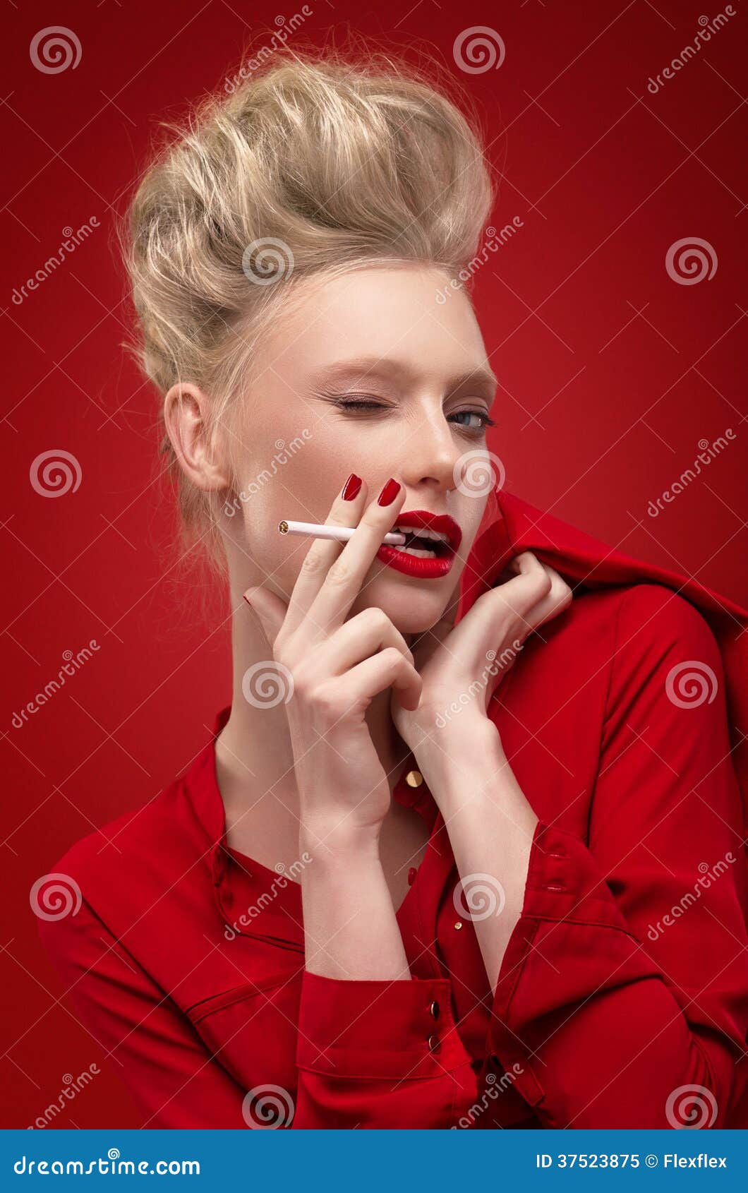 Donna Alla Moda in Vestito Rosso in Studio Immagine Stock - Immagine di ...