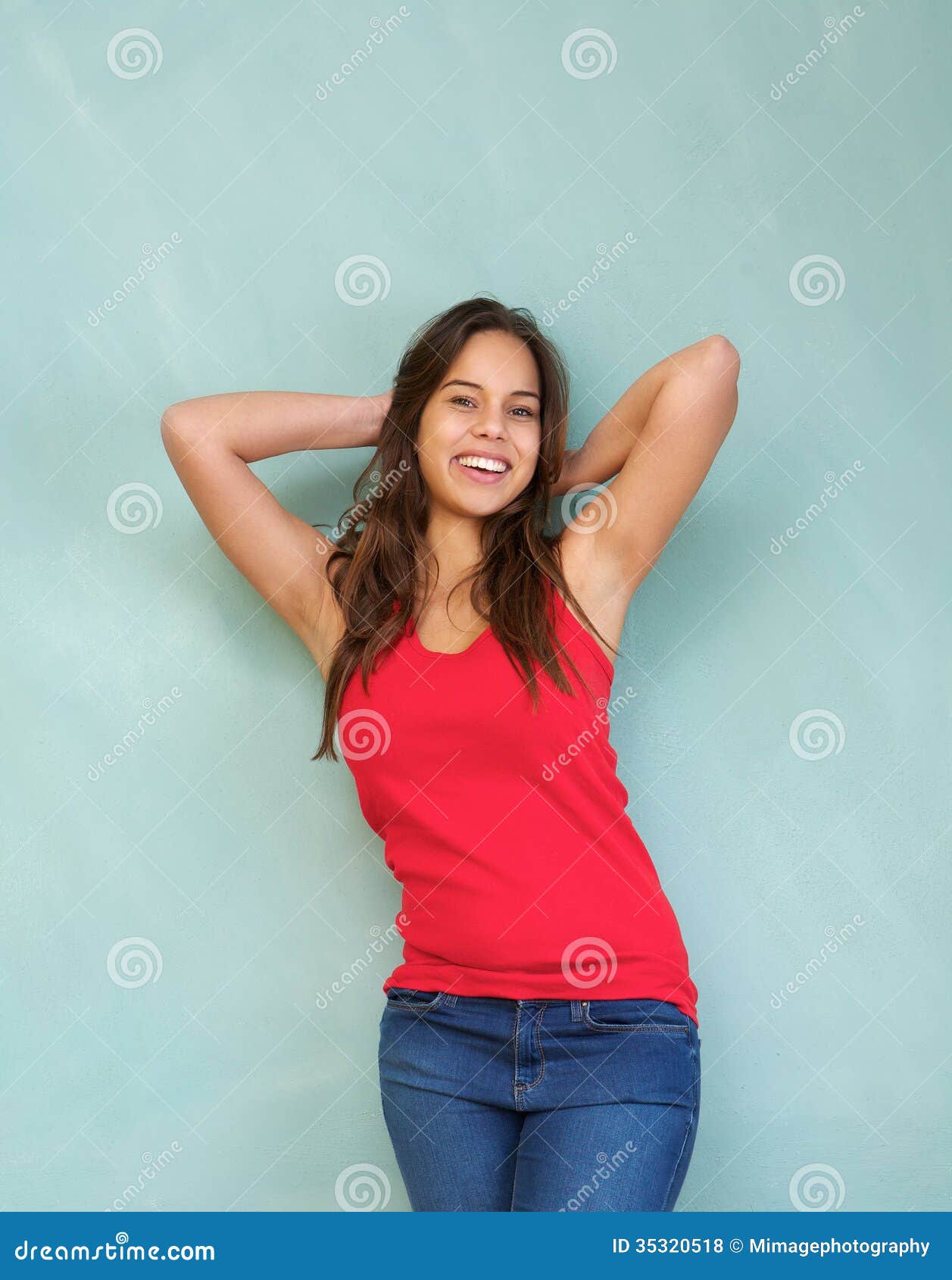 Donna Allegra Che Sorride Con Le Mani in Capelli Fotografia Stock - Immagine di espressione ...