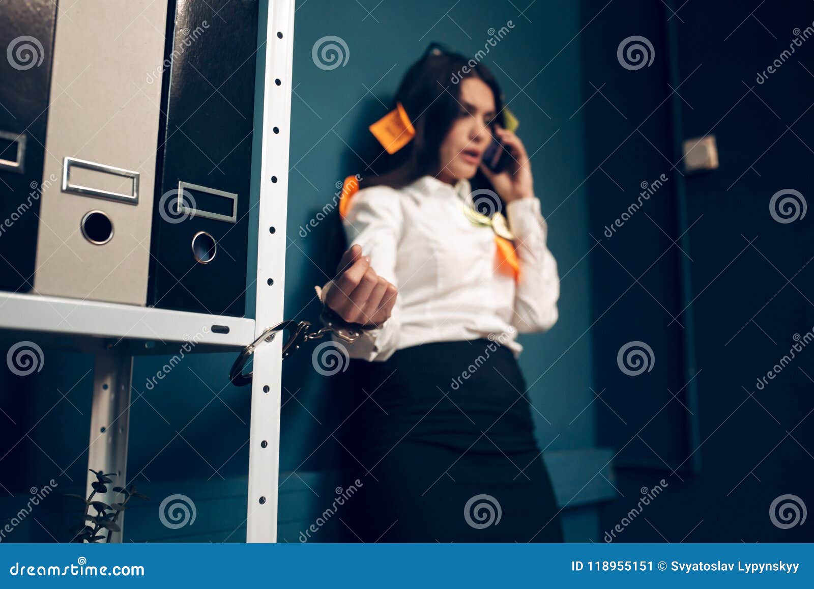 Donna Ammanettata Metal Scaffale Immagine Stock - Immagine di manetta ...