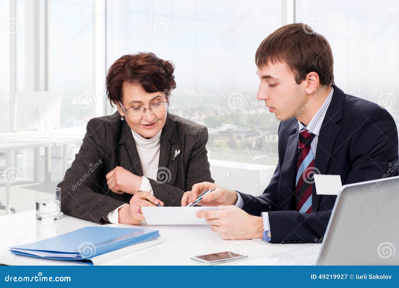 Donna Anziana Con Un Consulente Finanziario Immagine Stock - Immagine ...