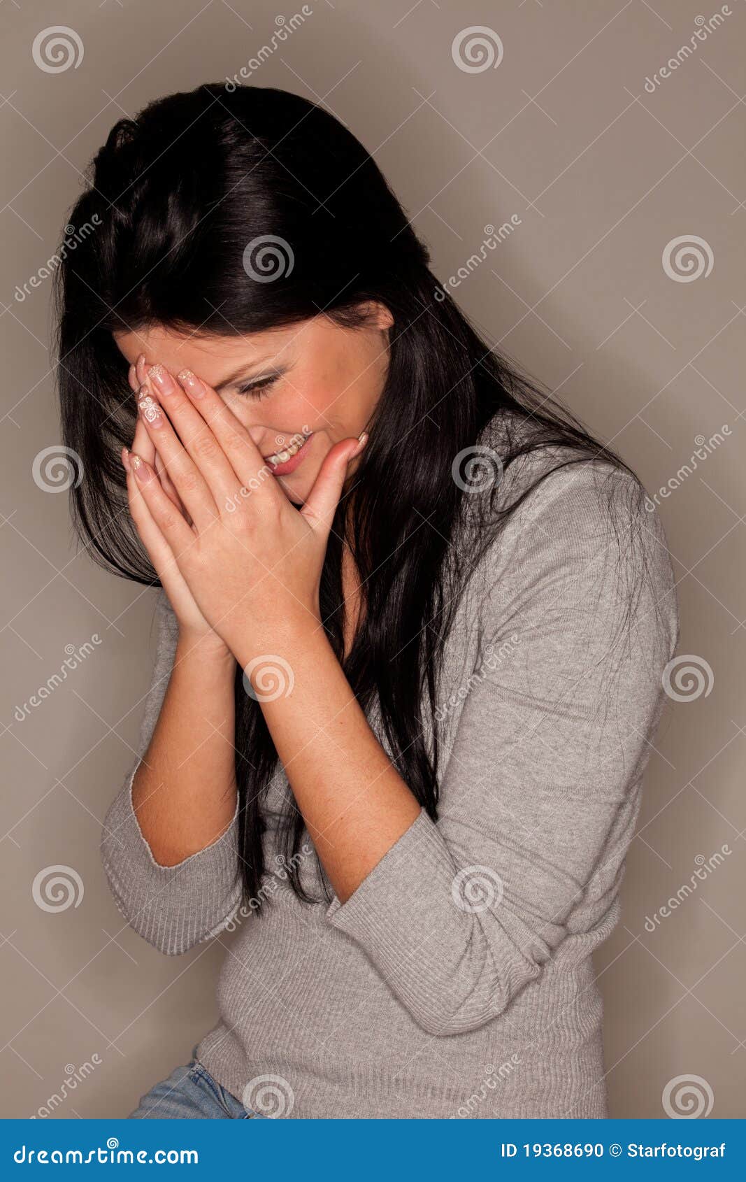 Donna Attraente Che Ride Di Soppiatto Fotografia Stock - Immagine di ...