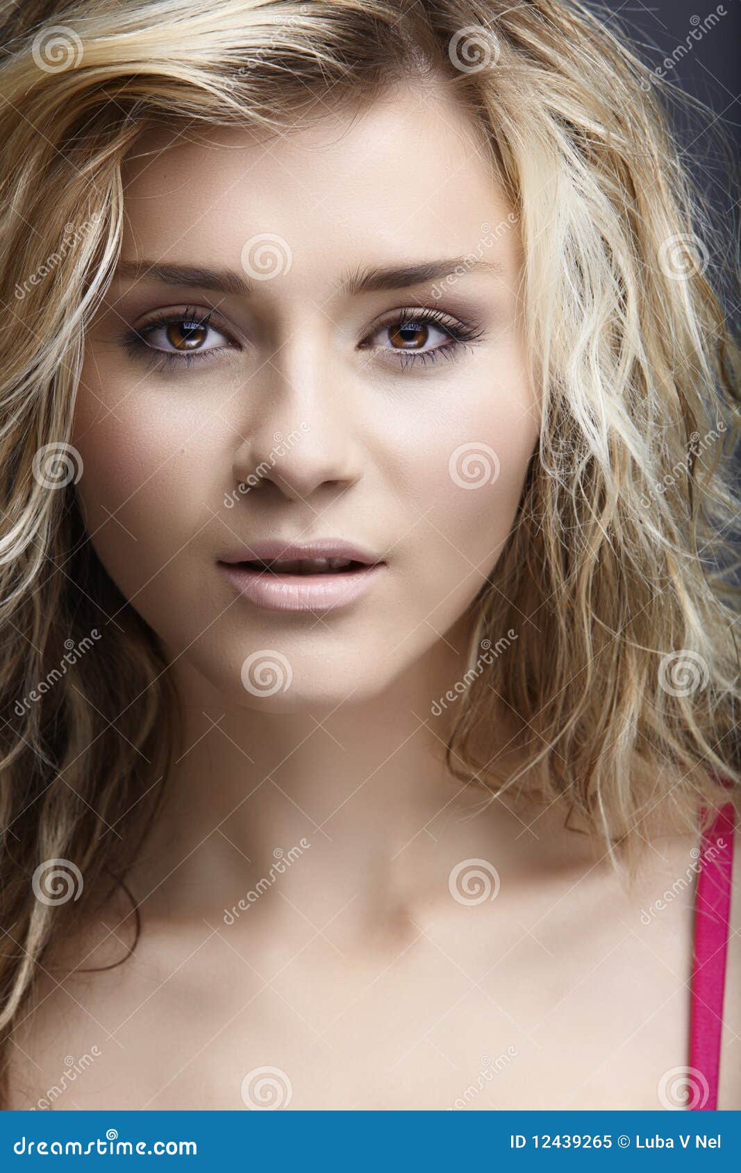 Donna bionda naturale. immagine stock. Immagine di espressione - 12439265