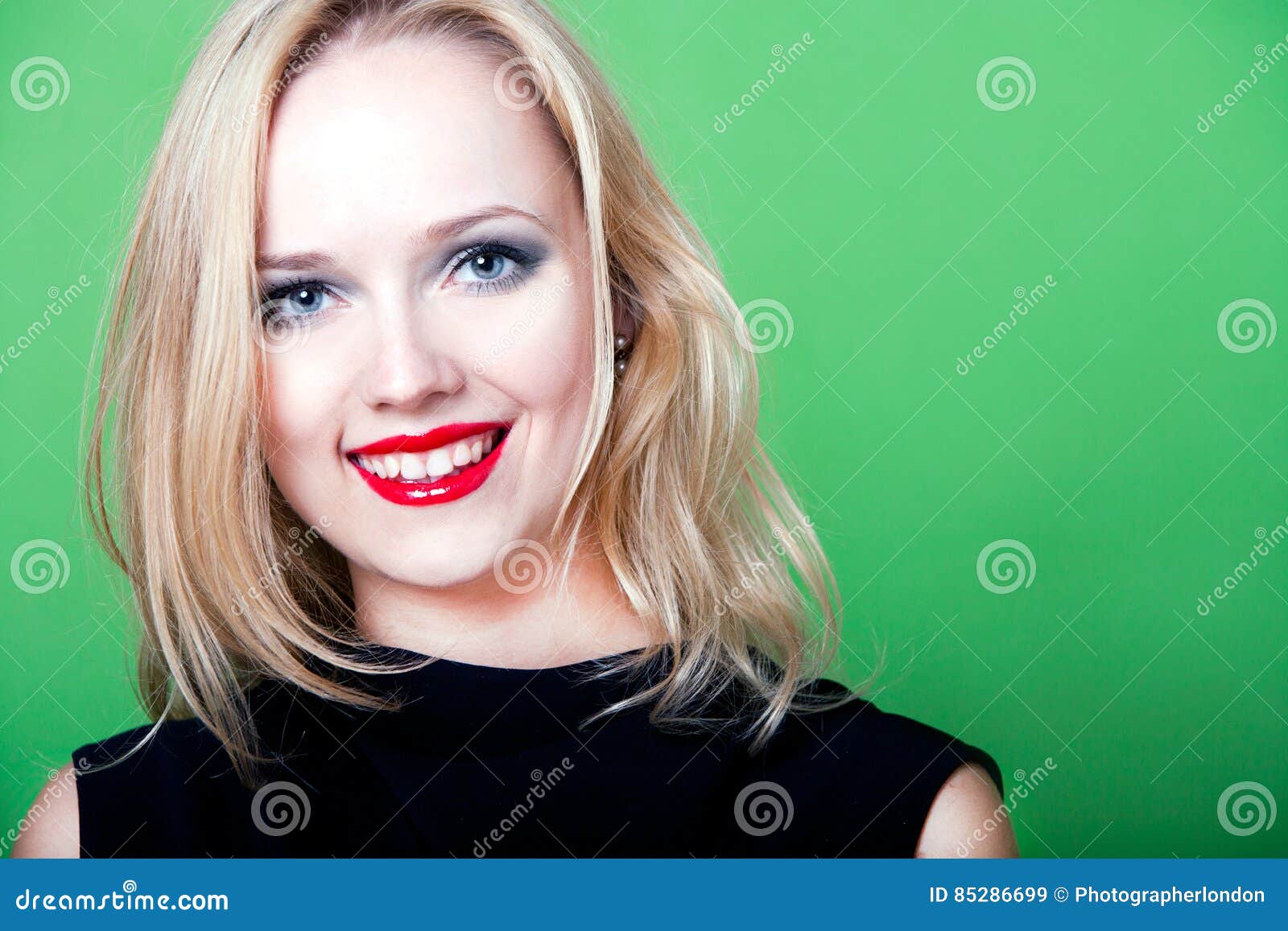 Donna Bionda Su Fondo Verde Immagine Stock - Immagine di atteggiamento ...