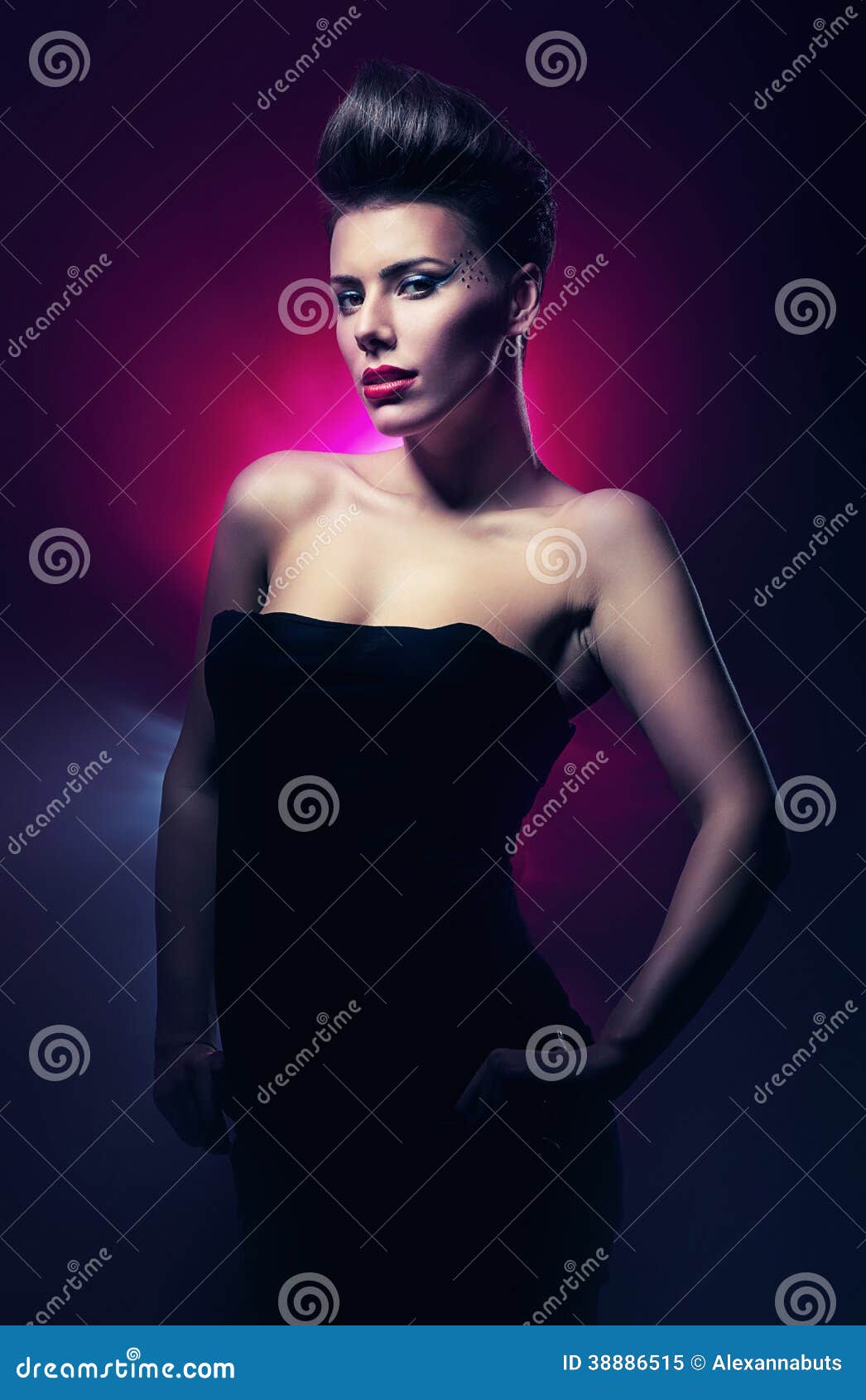Donna Calda Con Le Labbra Rosse in Magenta Scuro Immagine Stock ...