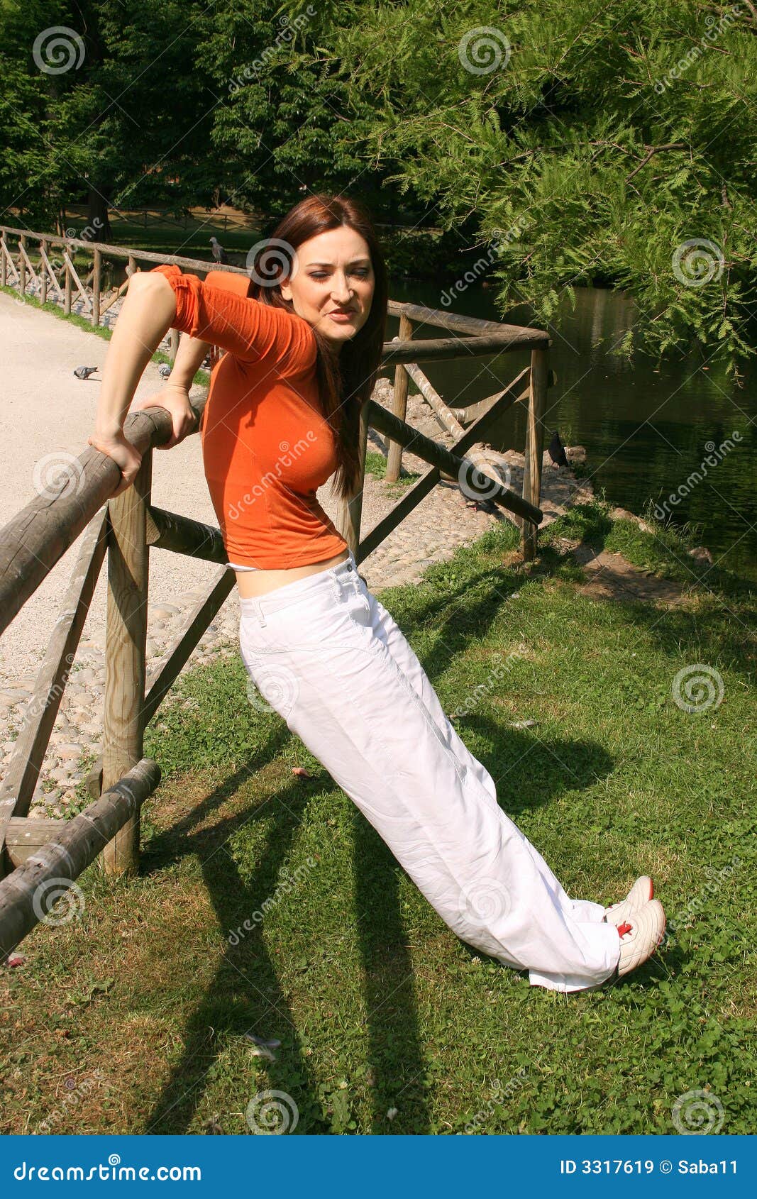 Donna Che Allunga All'aperto Immagine Stock - Immagine di etnico ...