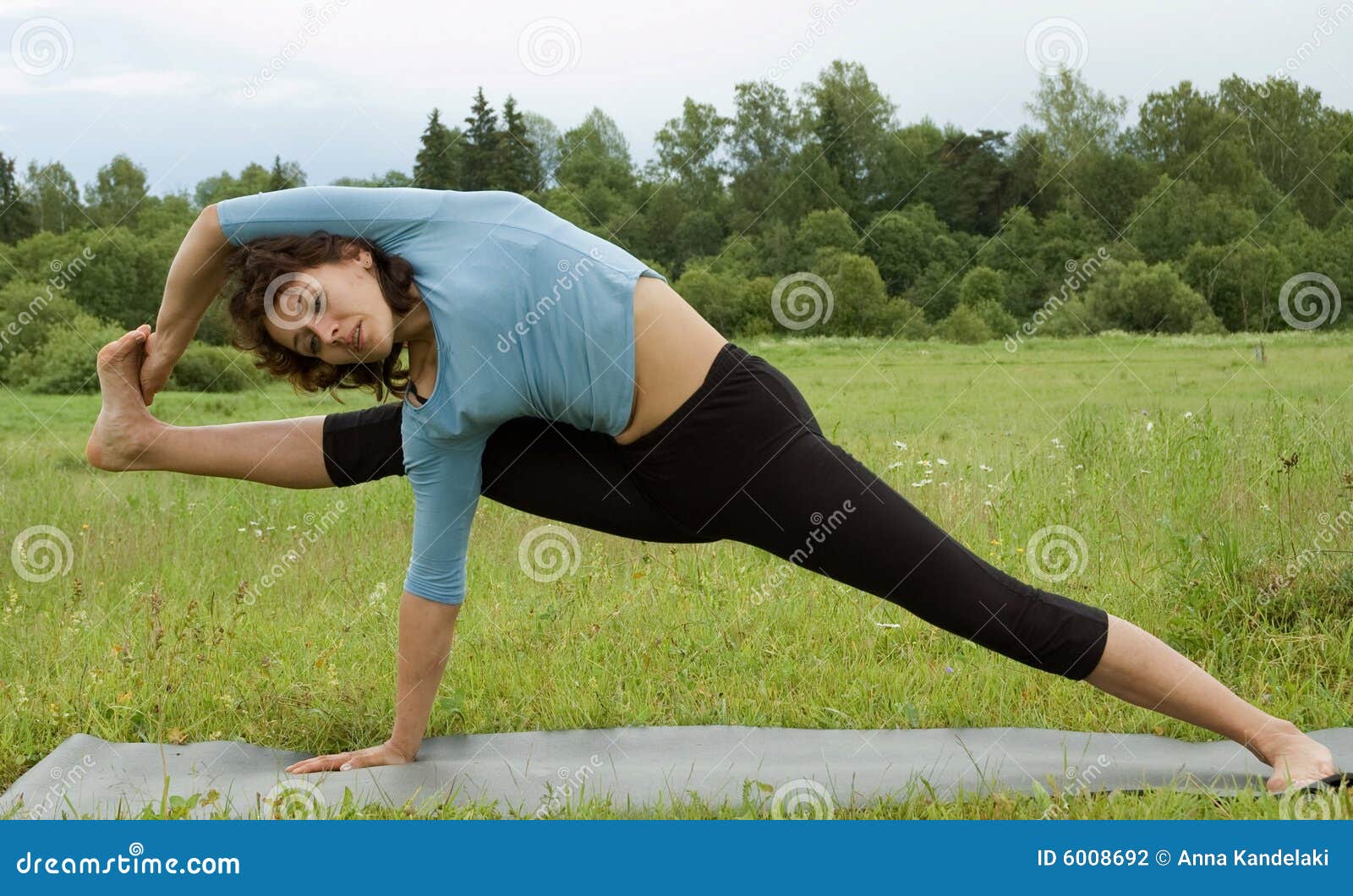 Donna Che Allunga Nel Campo Fotografia Stock - Immagine di equilibrio ...