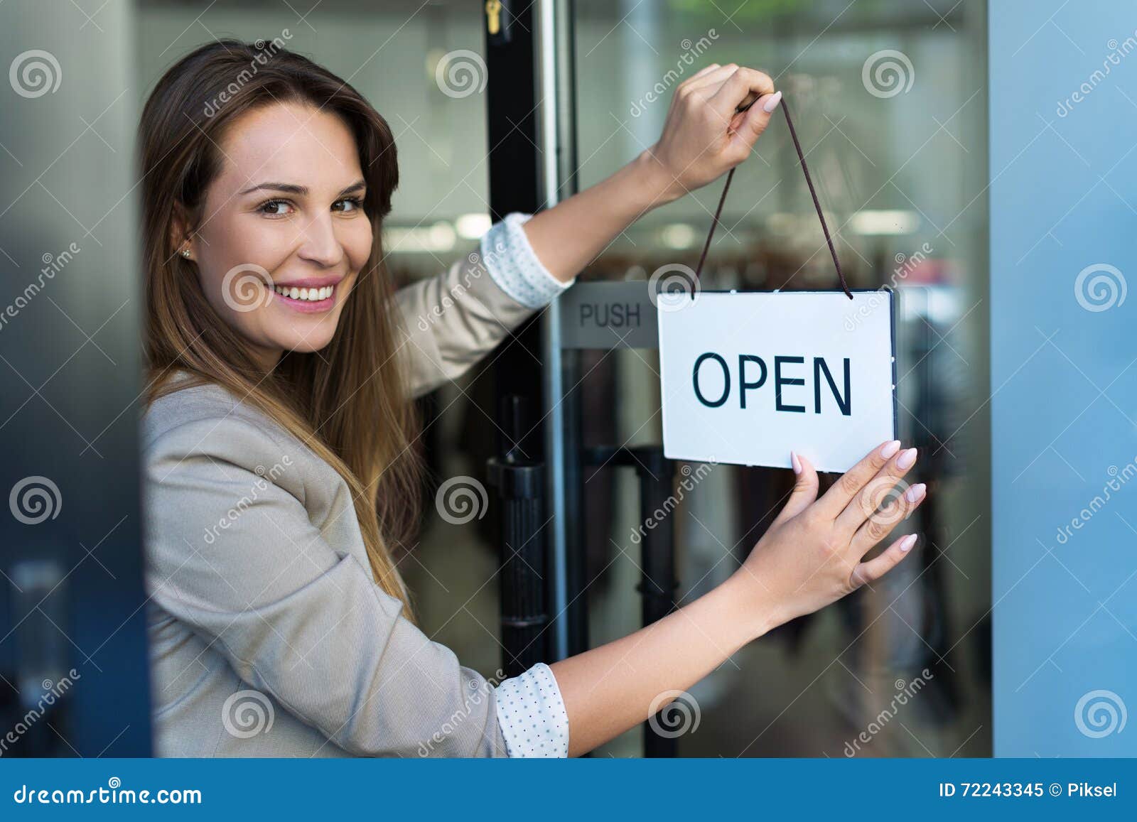 Donna Che Appende Segno Aperto Sulla Porta Immagine Stock - Immagine di ...