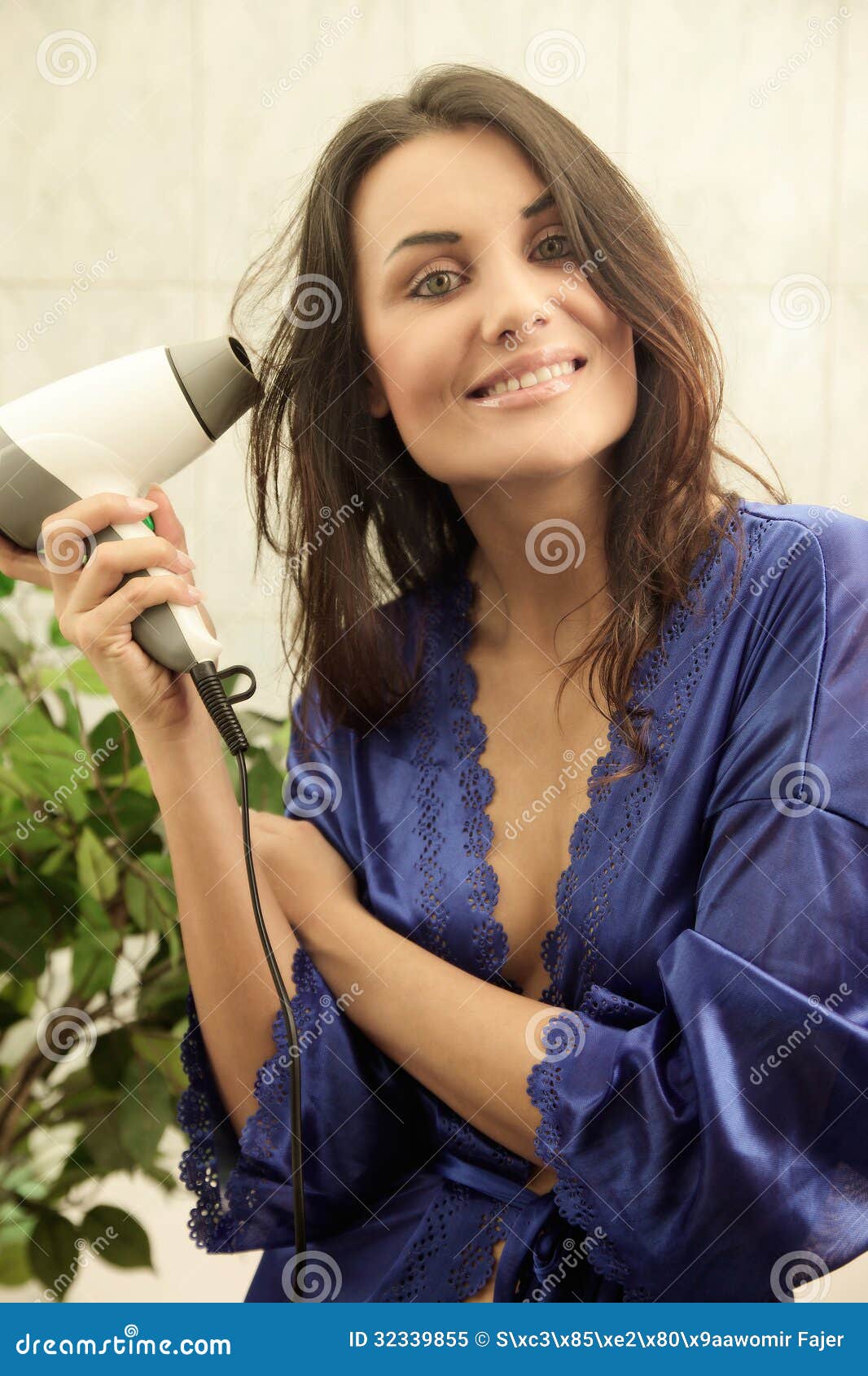 Donna Che Asciuga Col Phon I Suoi Capelli Immagine Stock - Immagine di ...