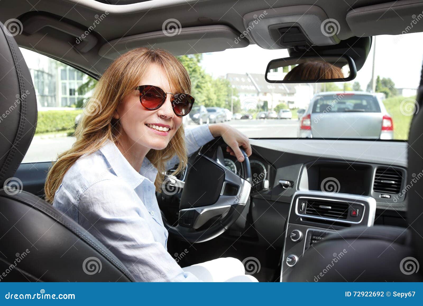 Donna Che Conduce Un'automobile Fotografia Stock - Immagine di seduta ...