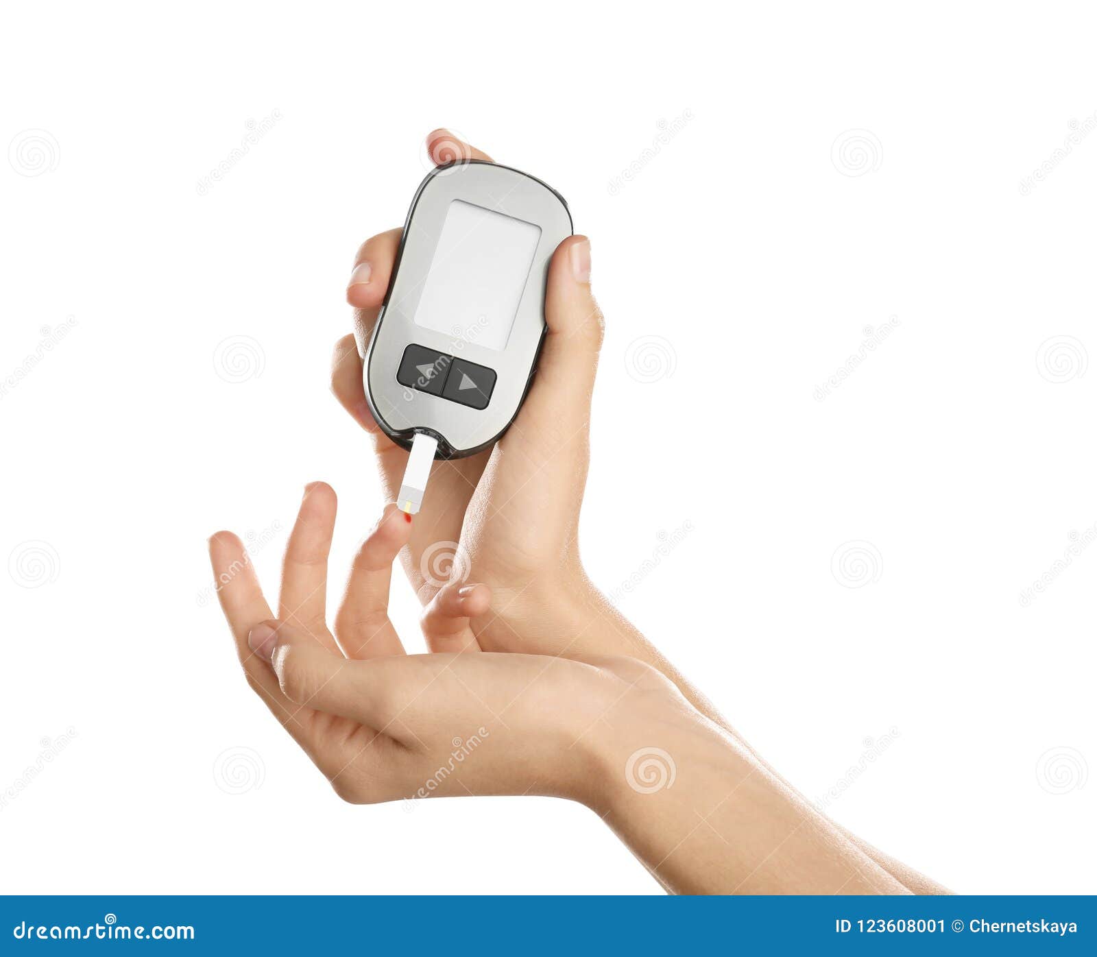 Donna Che Controlla Il Livello Della Glicemia Con Il Glucometer ...