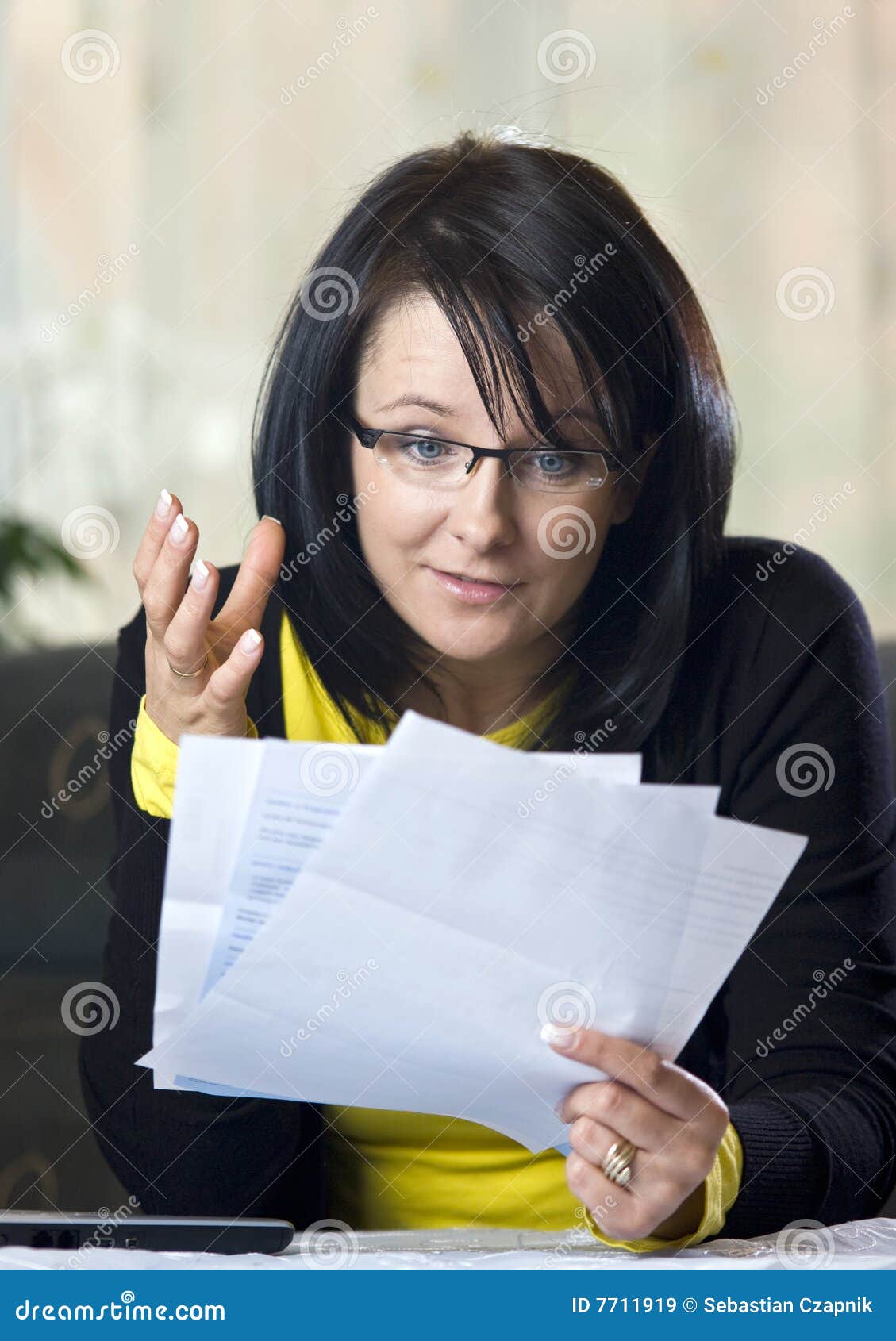 Donna Che Controlla Le Fatture Immagine Stock - Immagine di eluso ...