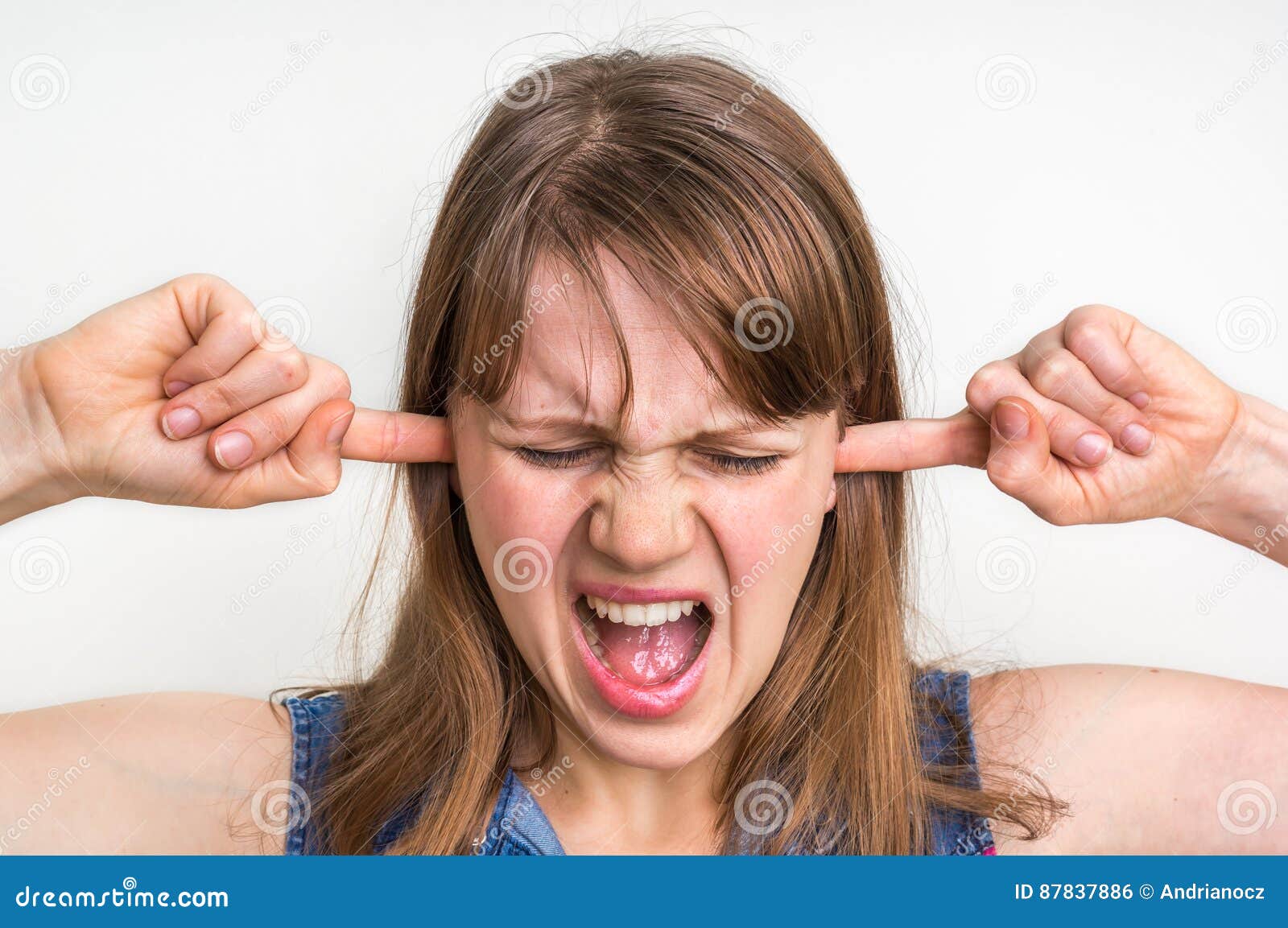 Donna Che Copre Le Sue Orecchie Per Proteggere Da Rumore Forte ...