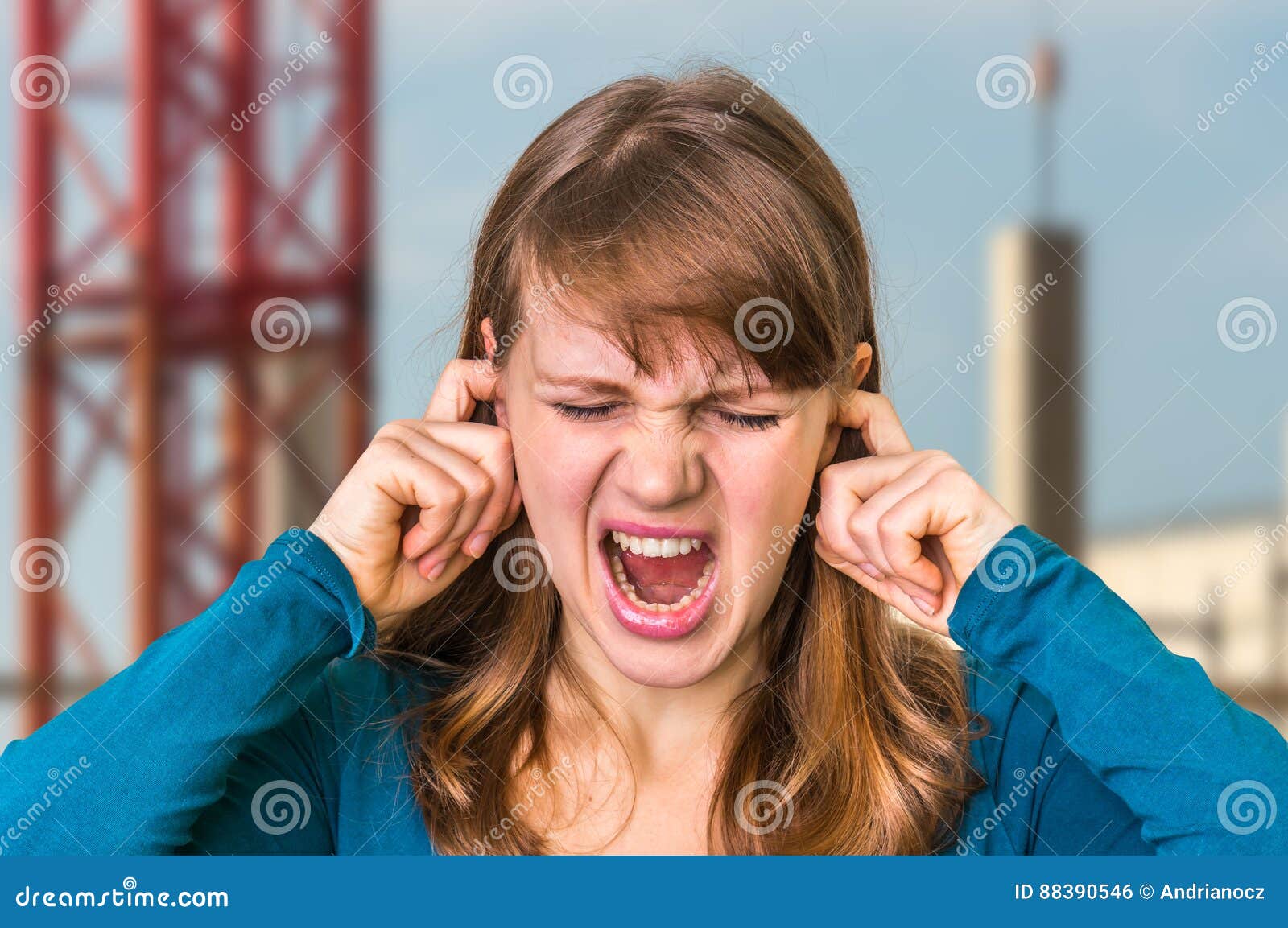 Donna Che Copre Le Sue Orecchie Per Proteggere Da Rumore Forte ...