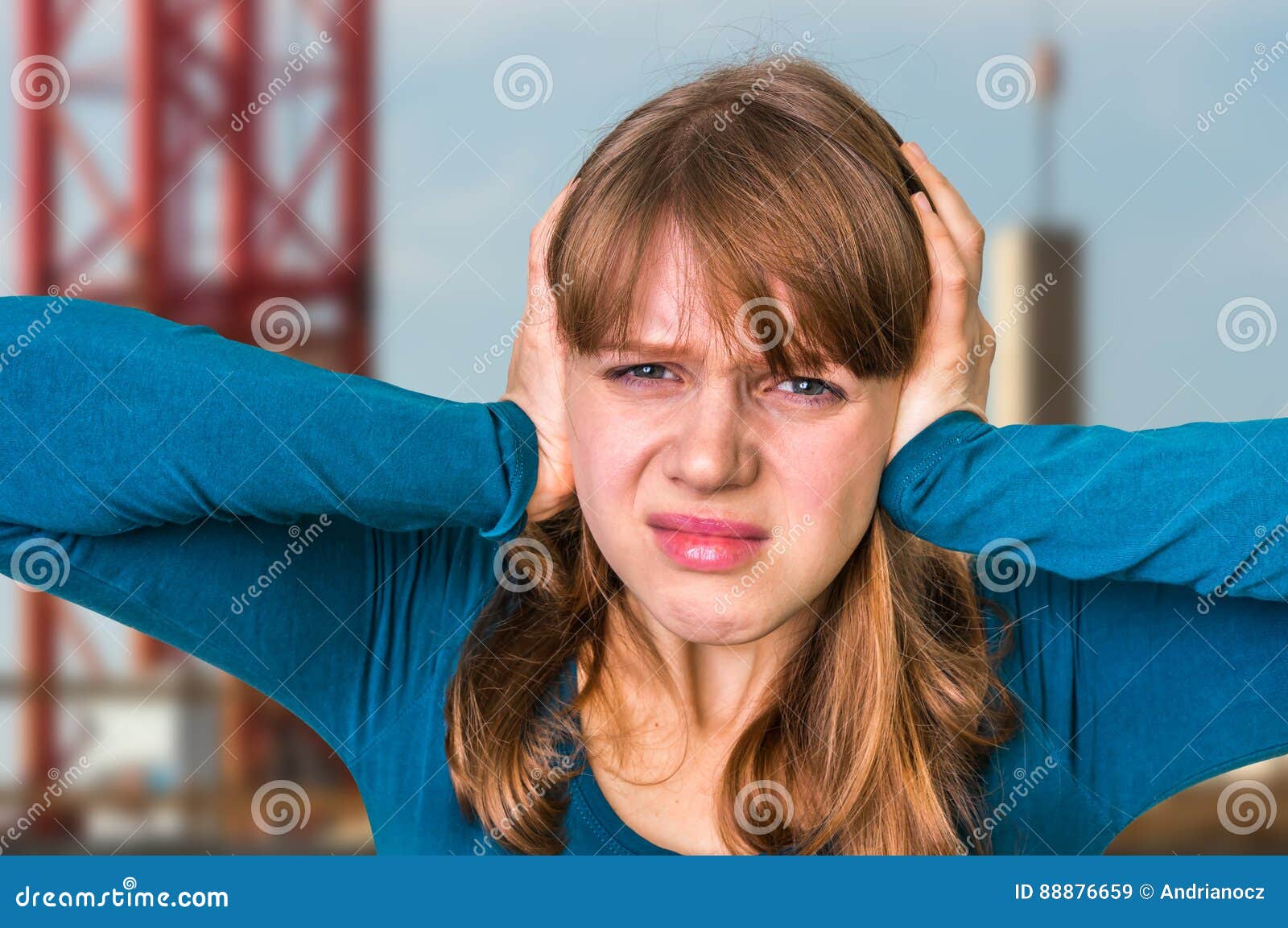 Donna Che Copre Le Sue Orecchie Per Proteggere Da Rumore Forte Immagine ...