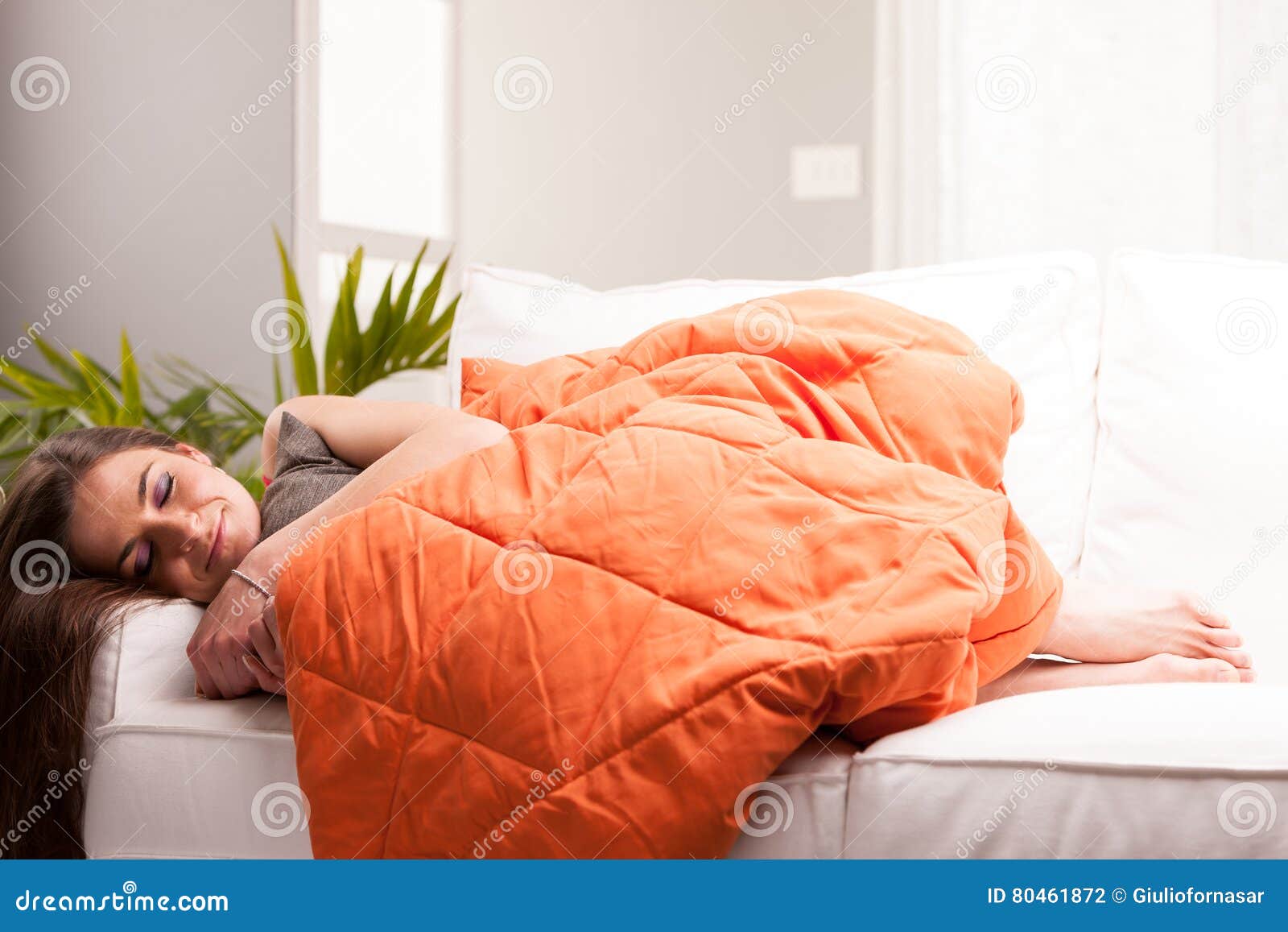 Donna Che Dorme Come Un Bambino Fotografia Stock - Immagine di ...