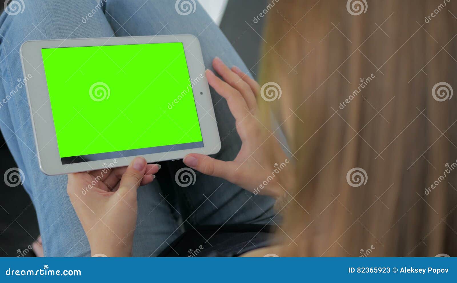 Donna Che Esamina Il Computer Della Compressa Con Lo Schermo Verde ...