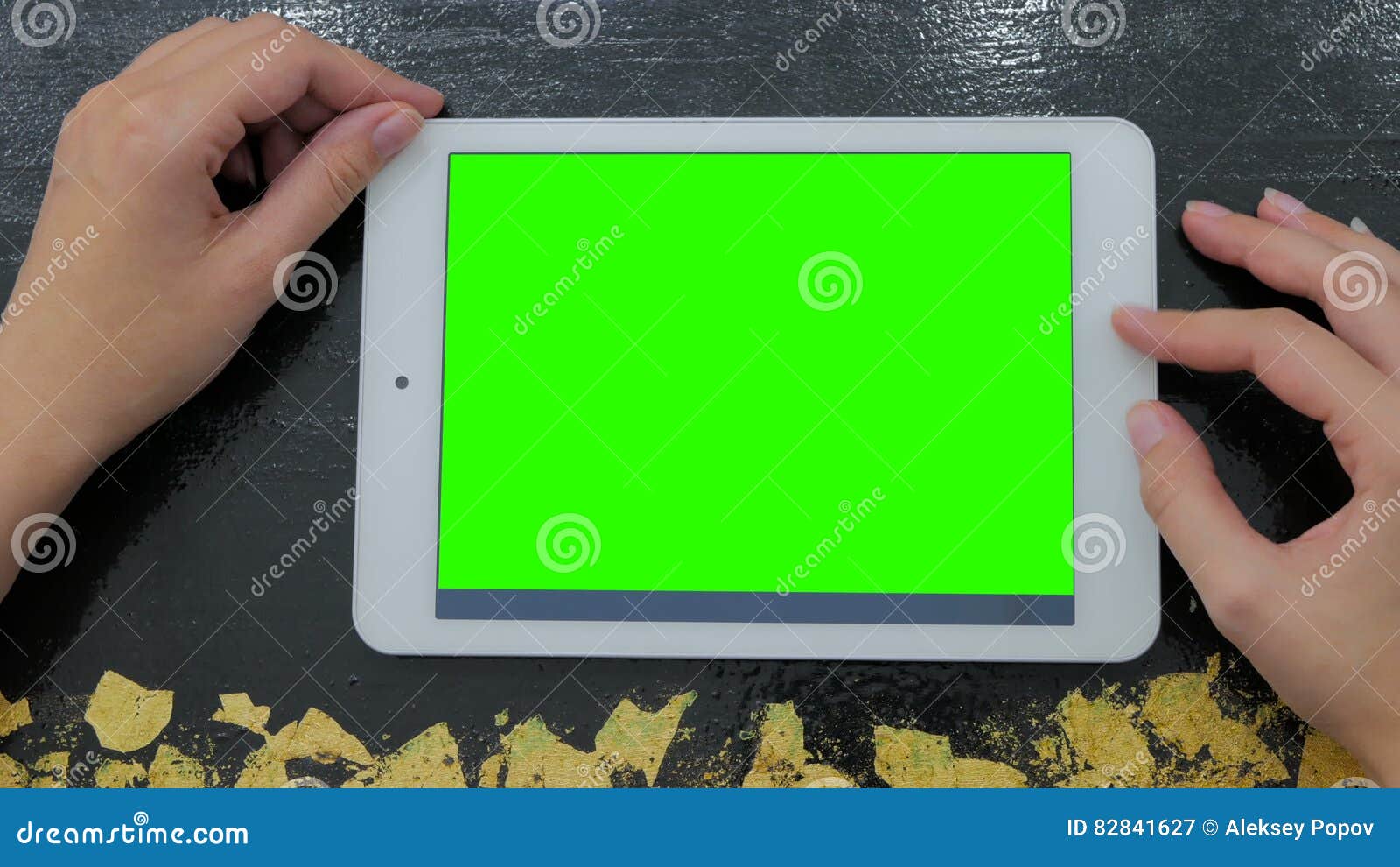 Donna Che Esamina Il Computer Della Compressa Con Lo Schermo Verde ...
