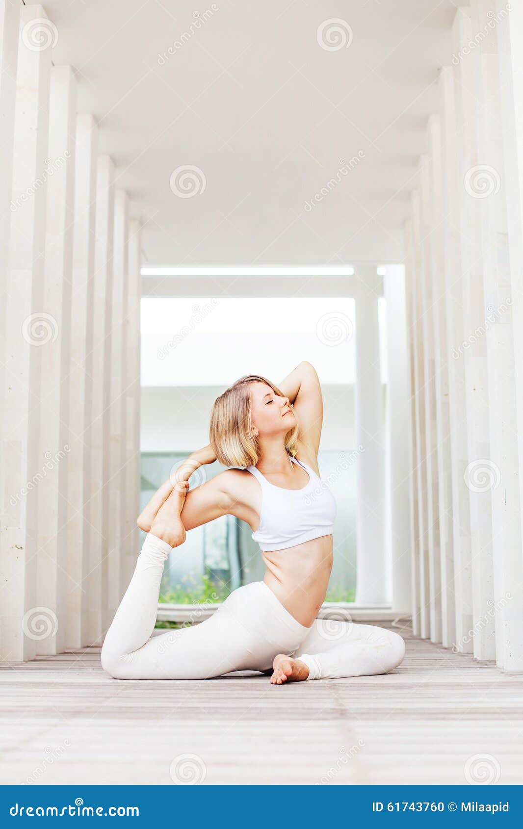 Donna Che Fa Yoga in Una Stanza Bianca Fotografia Stock - Immagine di ...