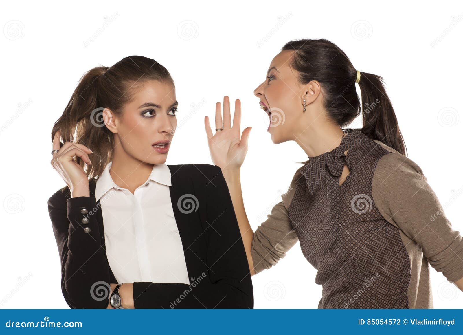 Donna Che Grida Al Suo Amico Fotografia Stock - Immagine di attraente ...