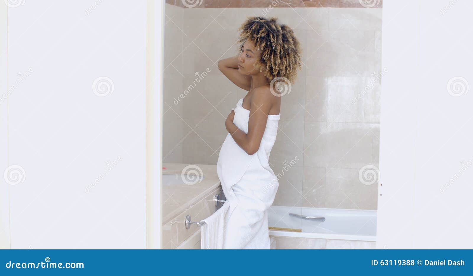 Donna Che Guarda Nello Specchio in Bagno Fotografia Stock - Immagine di ... Donna Che Guarda Nello Specchio in Bagno Fotografia Stock - Immagine di ...