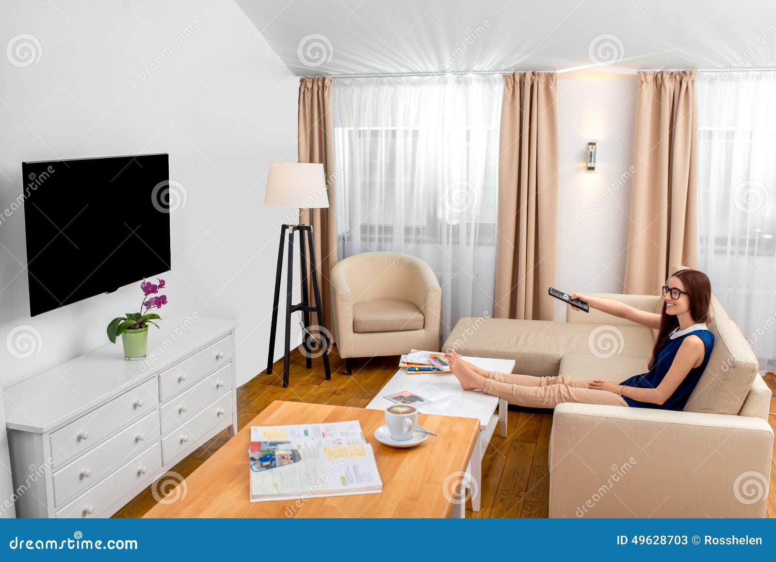 Donna che guarda TV immagine stock. Immagine di canali - 49628703