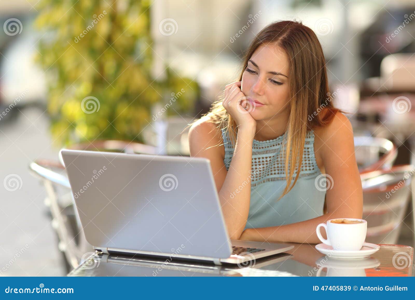 Donna Che Guarda Un Computer Portatile in Un Ristorante Immagine Stock ...