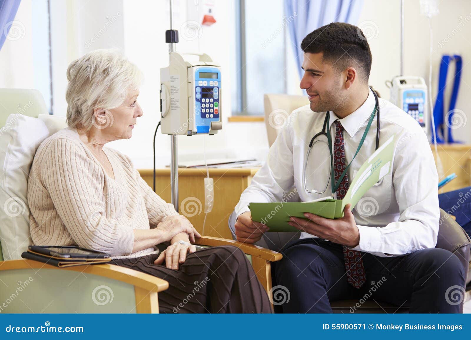 Donna Che Ha Chemioterapia Con Il Dottore Looking at Notes Immagine ...