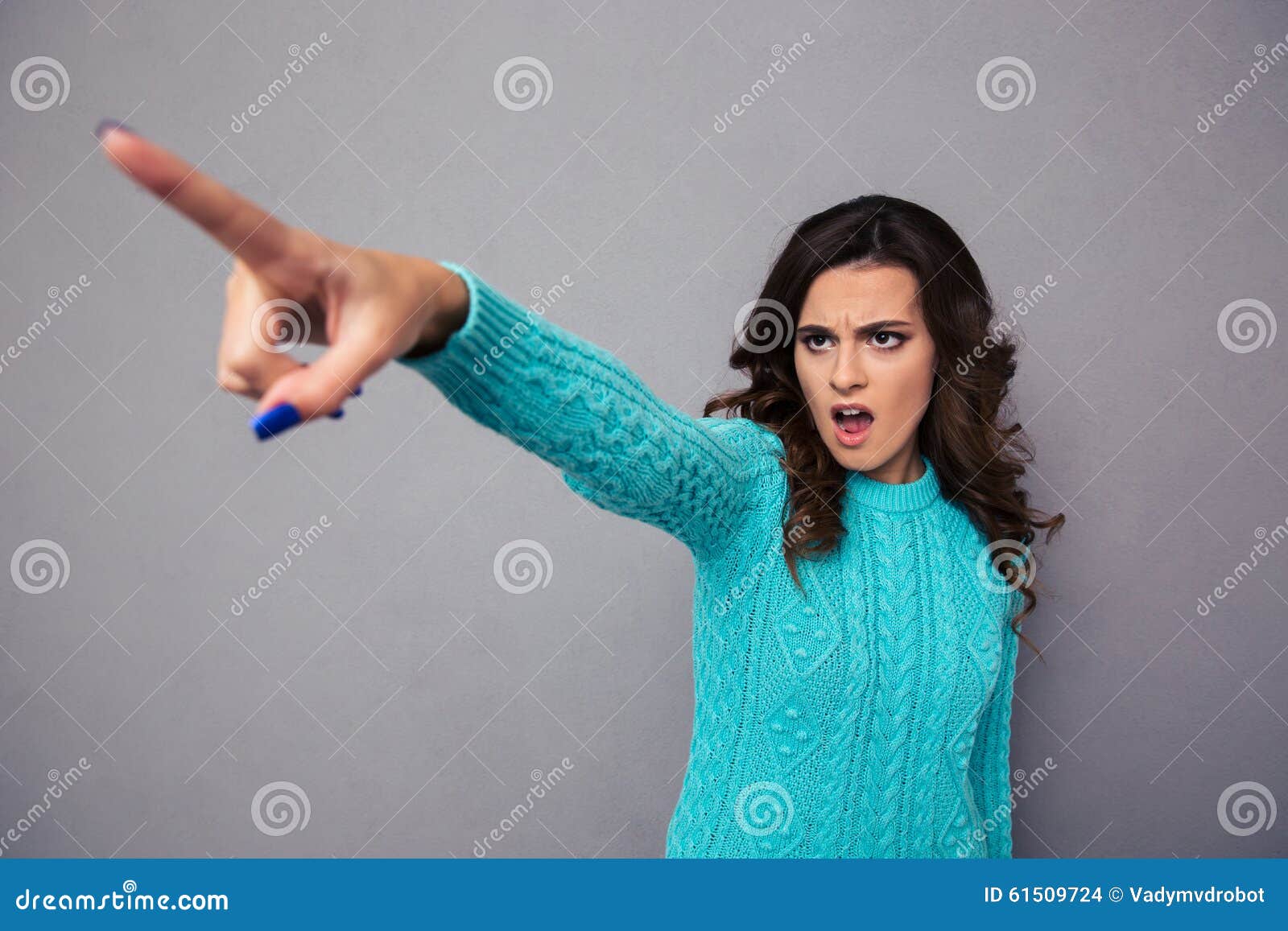 Donna Che Indica Dito Su Qualcosa Fotografia Stock - Immagine di grigio ...