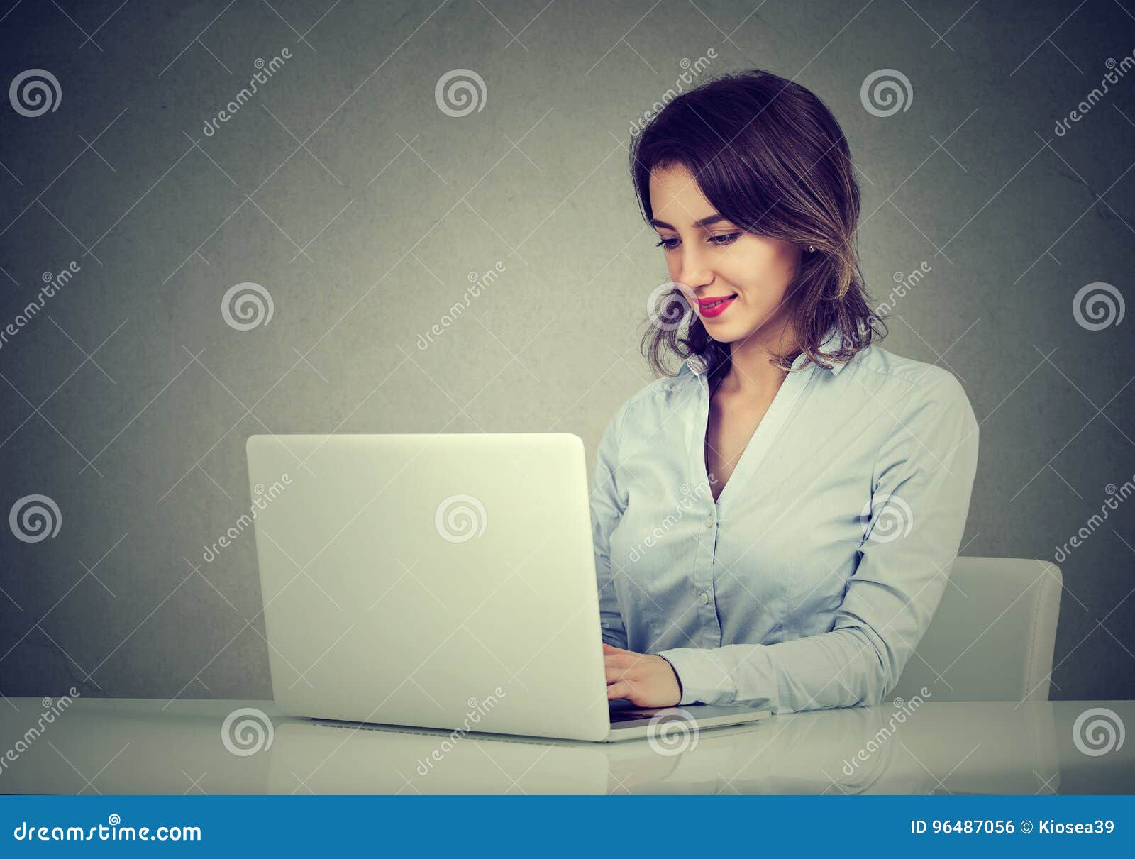 Donna Che Lavora Al Computer Portatile Fotografia Stock - Immagine di ...