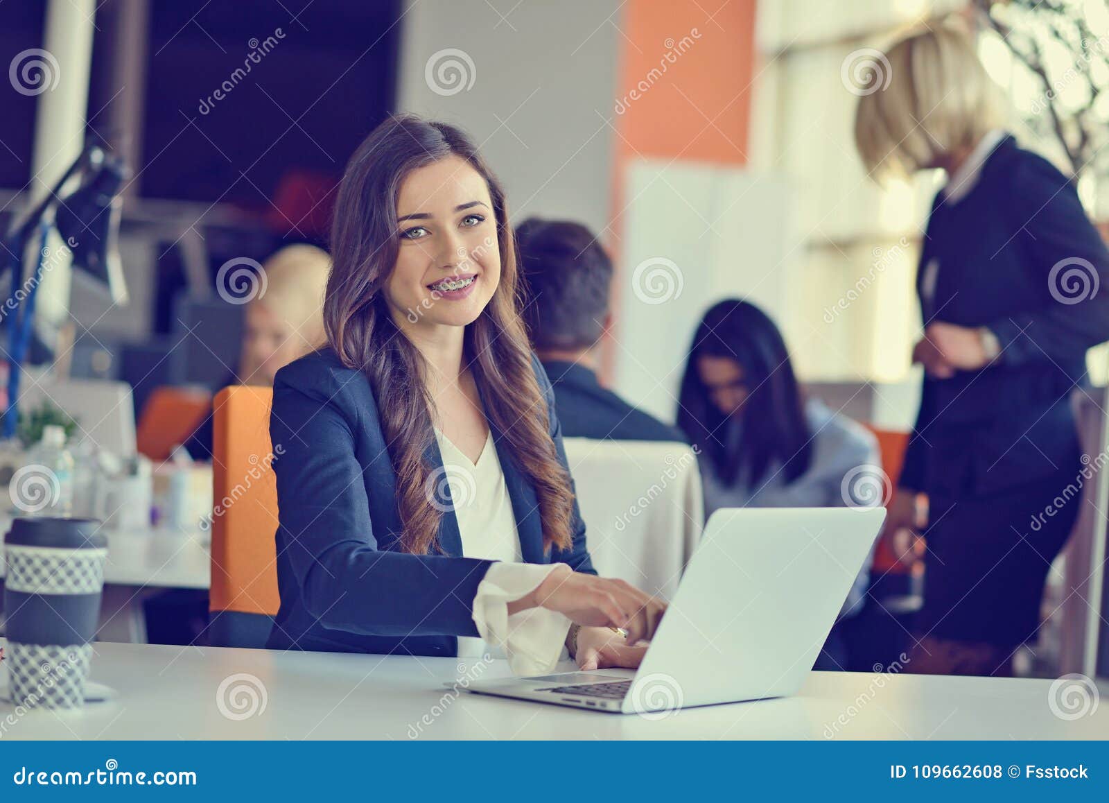 Donna Che Lavora Al Computer in Un Ufficio Fotografia Stock - Immagine ...