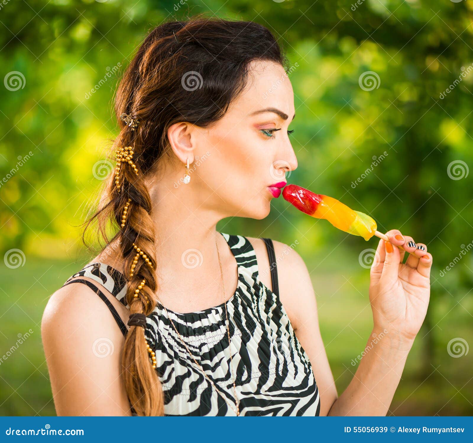 Donna che lecca il gelato immagine stock. Immagine di abbastanza - 55056939