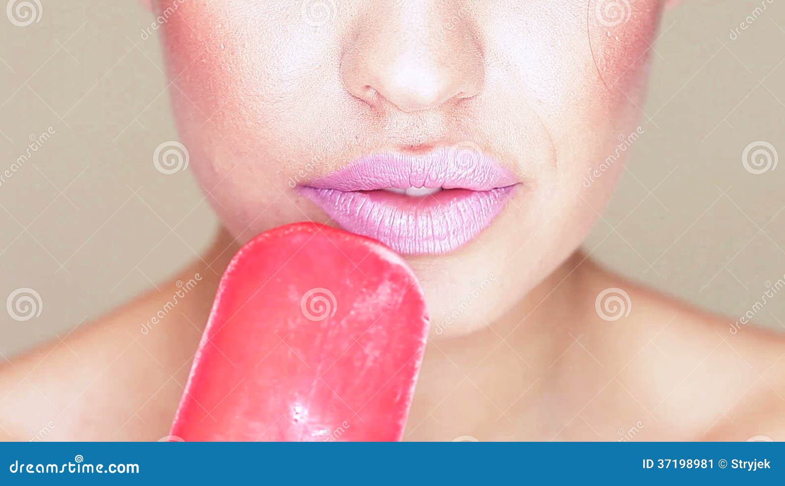 Donna Che Lecca Un Lecca Lecca Del Gelato Archivi Video - Video di ...