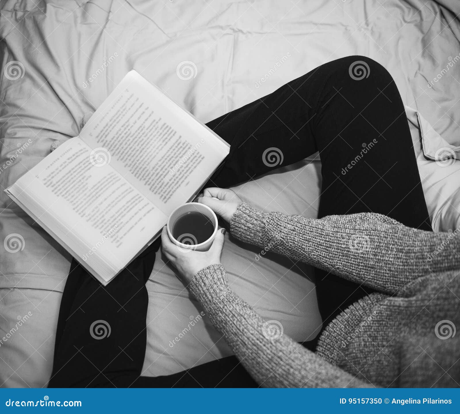 Donna Che Legge Un Libro E Che Beve Caffè a Letto Fotografia Stock ...