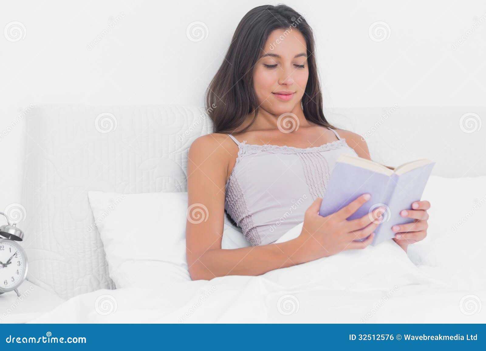 Donna Che Legge Un Libro a Letto Fotografia Stock - Immagine di ...
