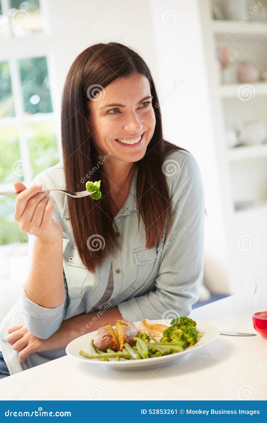 Donna Che Mangia Pasto Sano in Cucina Immagine Stock - Immagine di ...