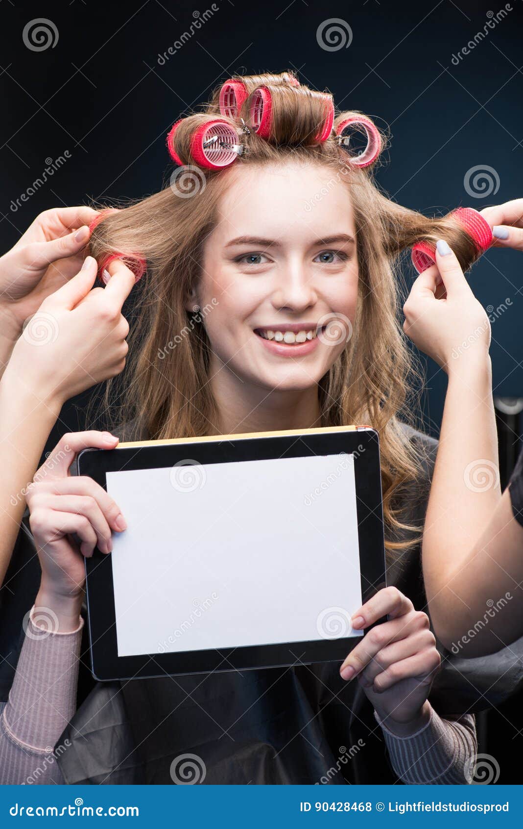 Donna Che Mostra La Compressa Di Digital Fotografia Stock - Immagine di ...