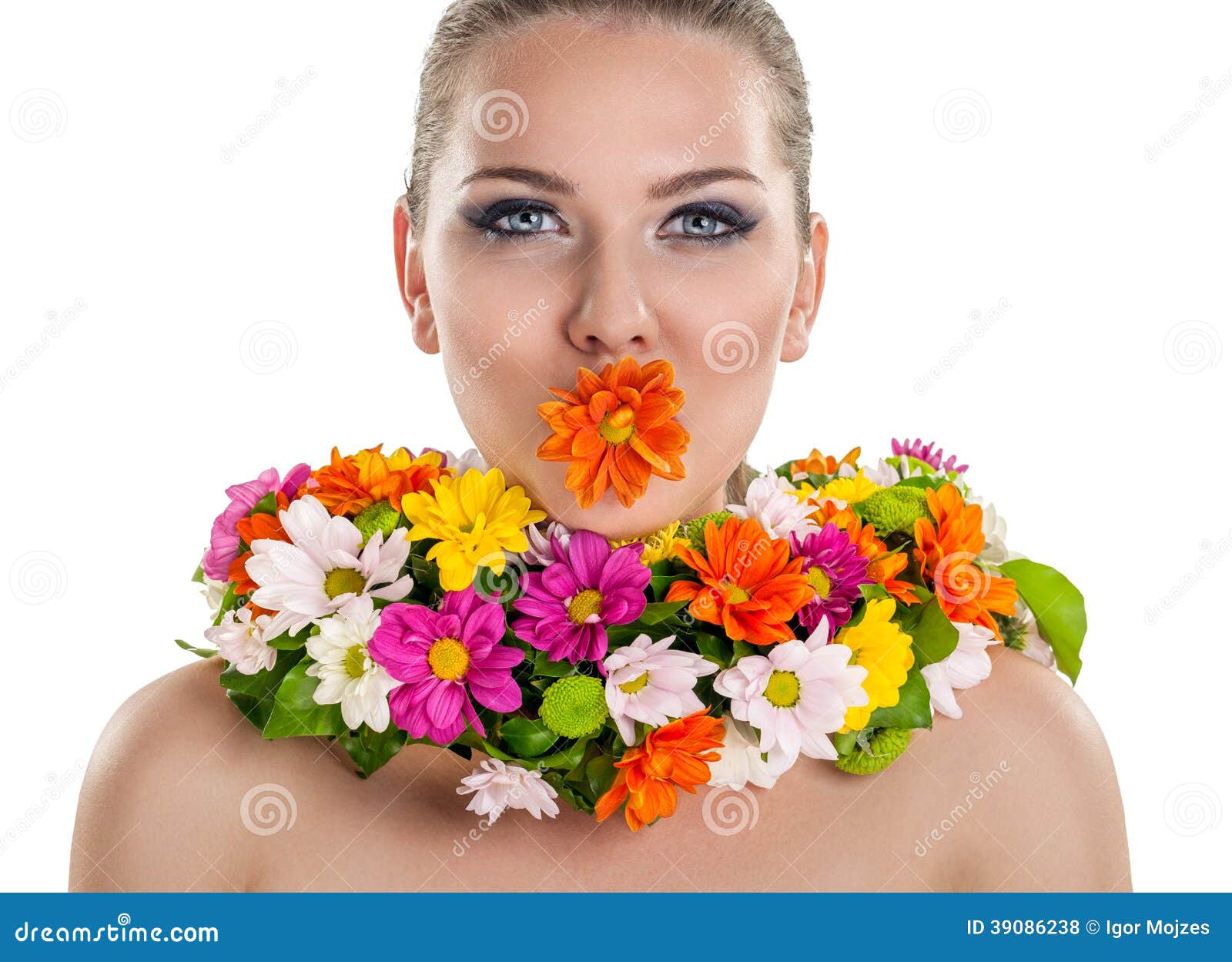 Donna Che Posa Con Il Fiore Fotografia Stock - Immagine di persona ...