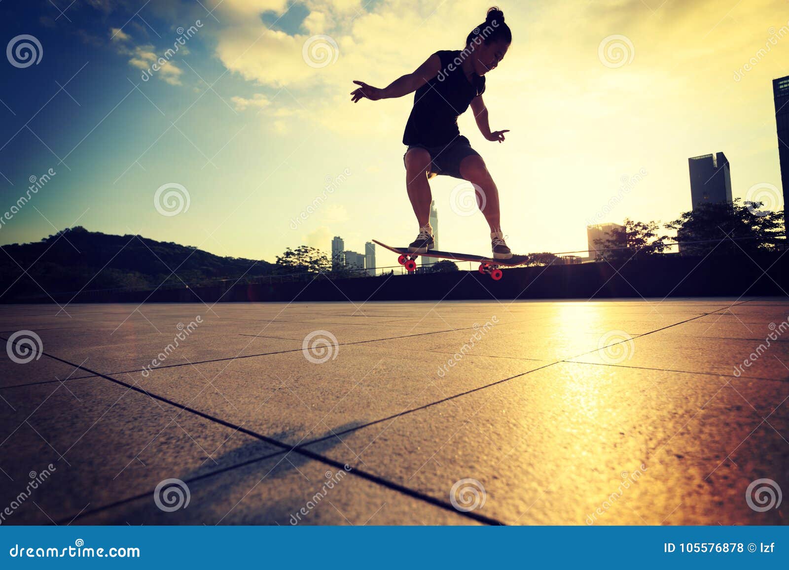 Donna Che Pratica Con Il Pattino Fotografia Stock - Immagine di parco ...