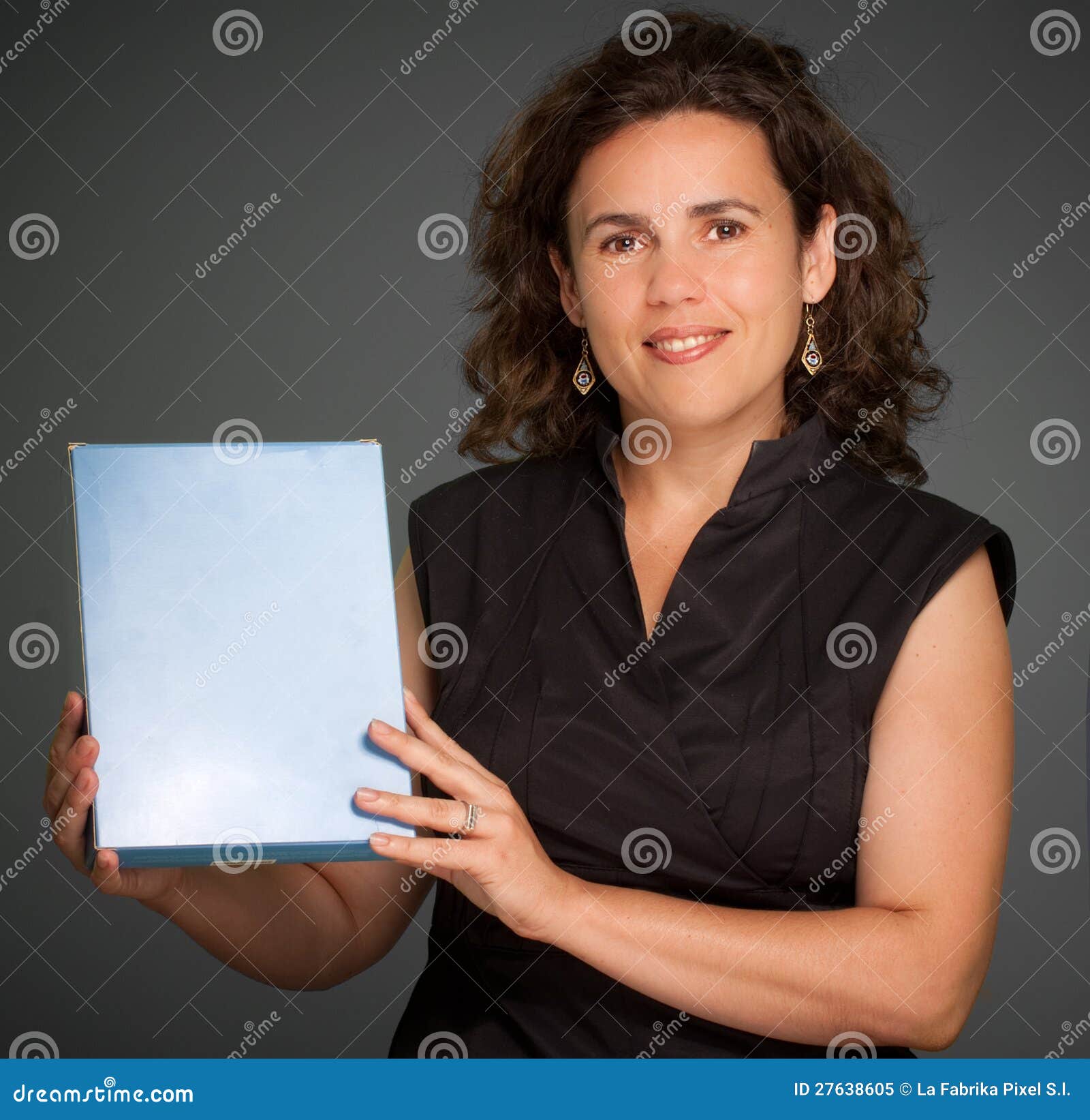 Donna Che Presenta Una Casella in Bianco Immagine Stock - Immagine di ...