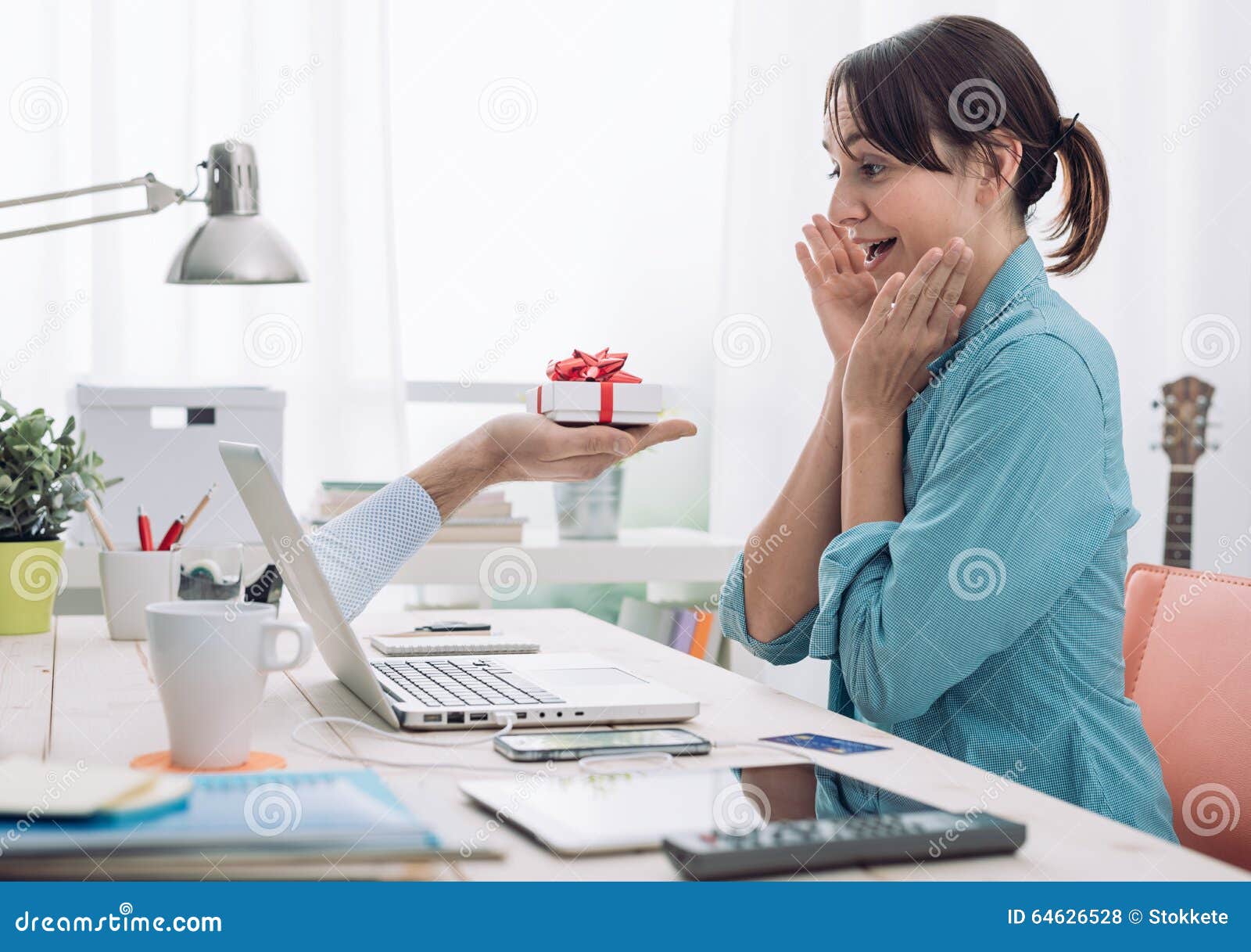 Donna Che Riceve Un Regalo Da Un Sito Web Fotografia Stock - Immagine ...