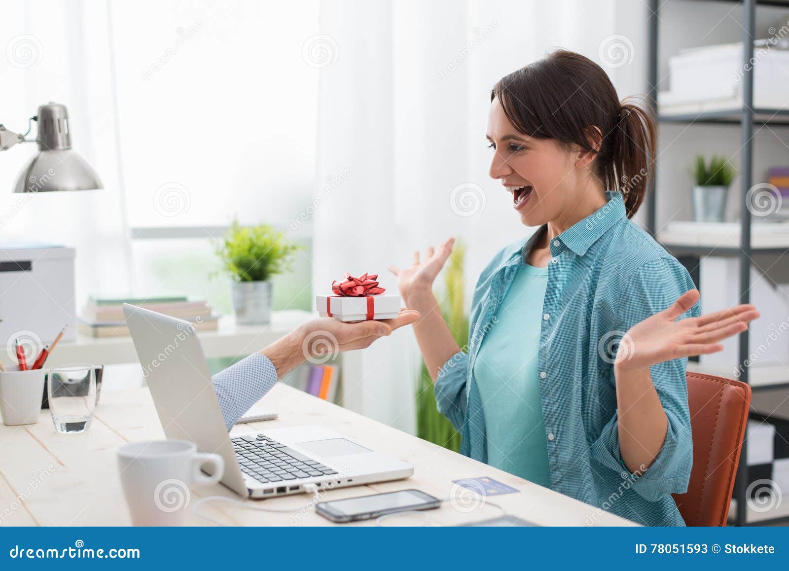 Donna Che Riceve Un Regalo Da Un Sito Web Immagine Stock - Immagine di ...